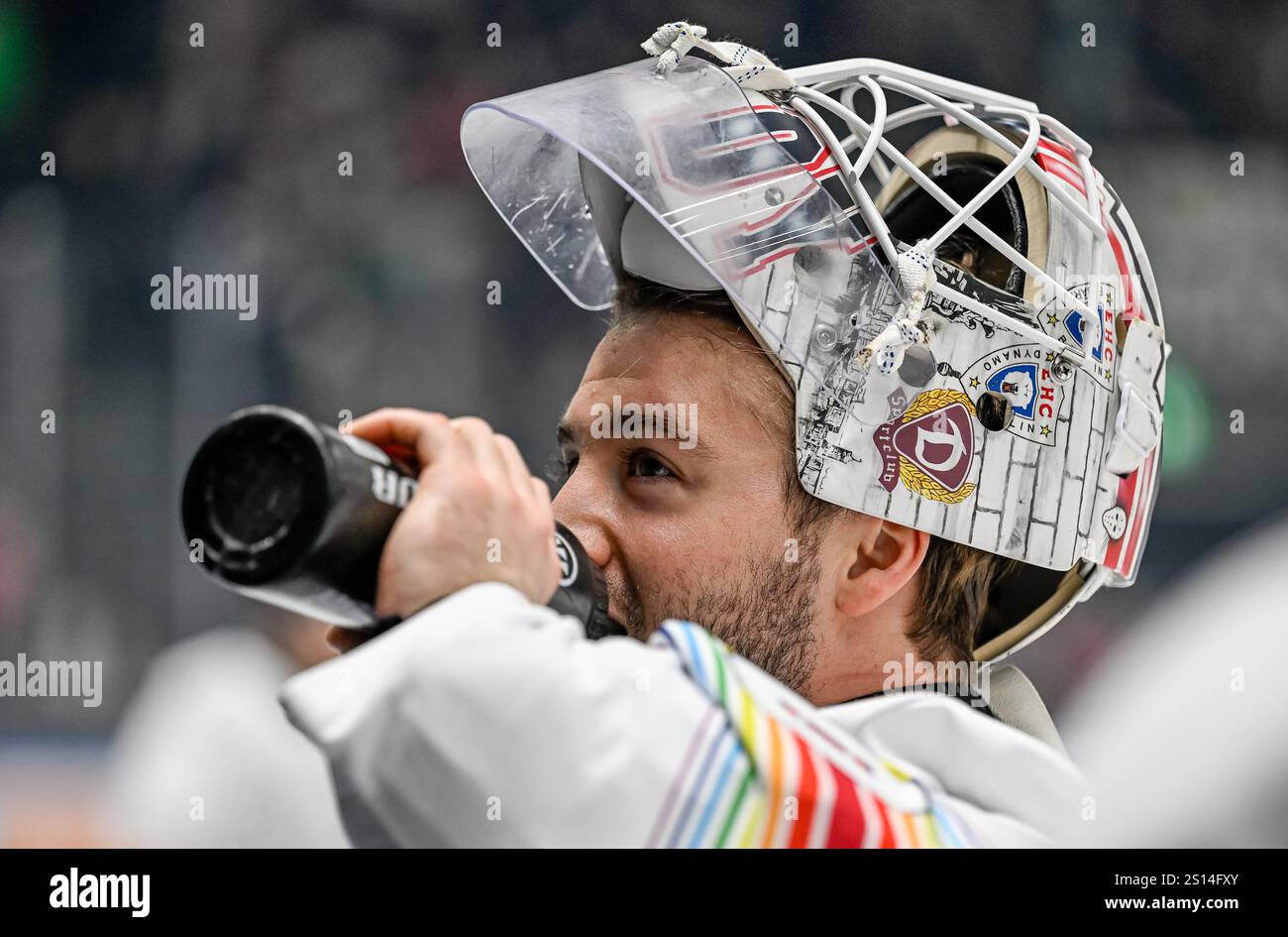 Jake Hildebrand (Torwart, Eisbaeren Berlin, #30) mit Trinkflasche ...