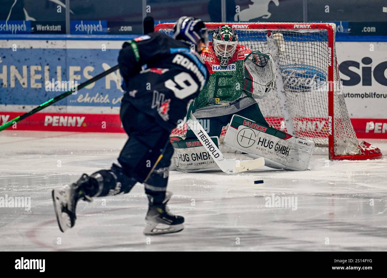 Markus Keller (Torwart, Augsburger Panther, #35) erwartet einen Schuss ...