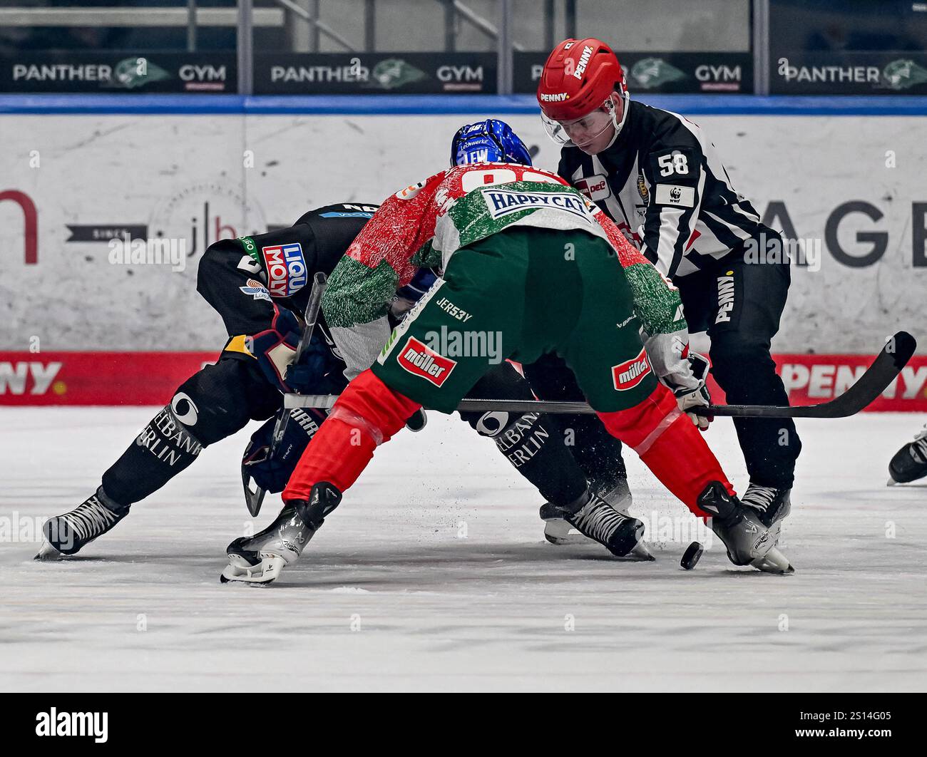 Linesperson Lukas Pfriem fuehrt ein Bully / Faceoff aus zwischen Blaine ...