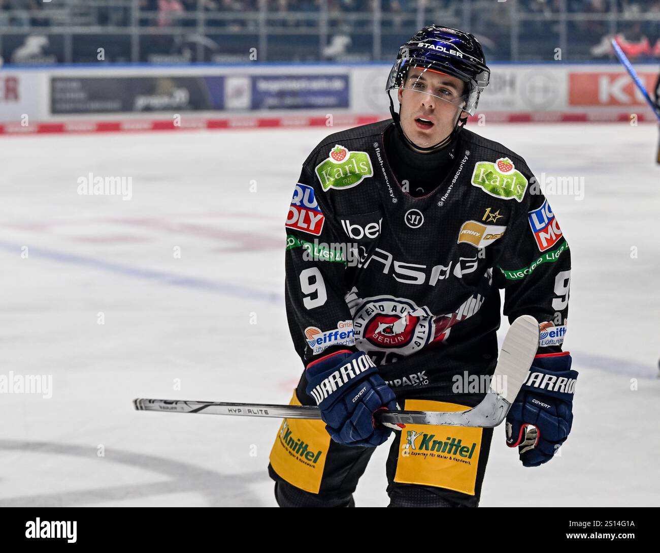 Ty Ronning (Eisbaeren Berlin, #9) bei der Rueckkehr zur Bank nach ...