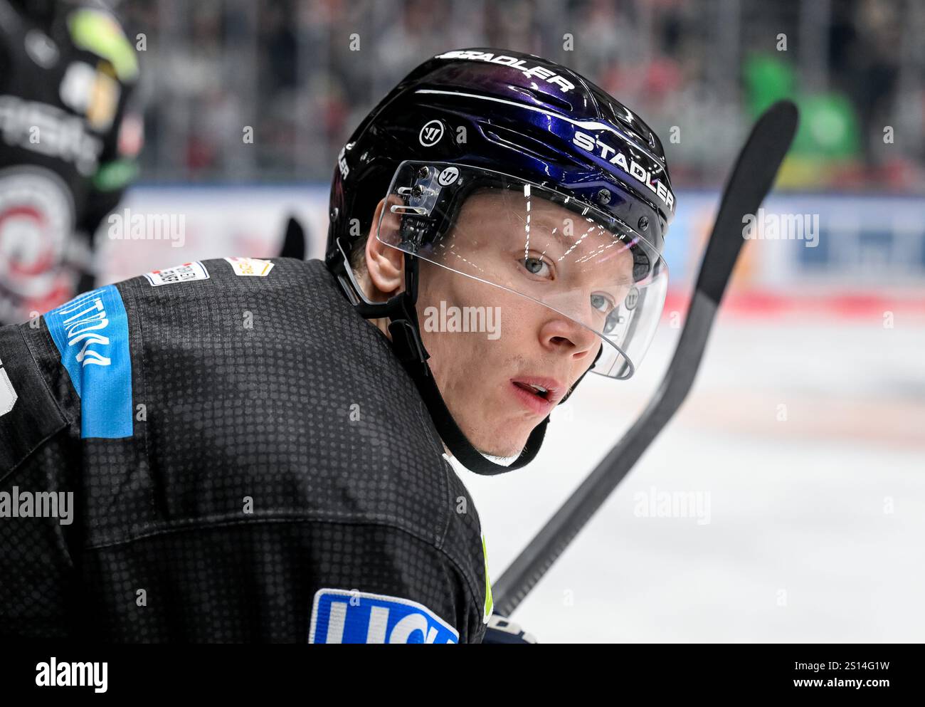 Jonas Mueller (Eisbaeren Berlin, #18) auf der Bande lehnend. GER ...
