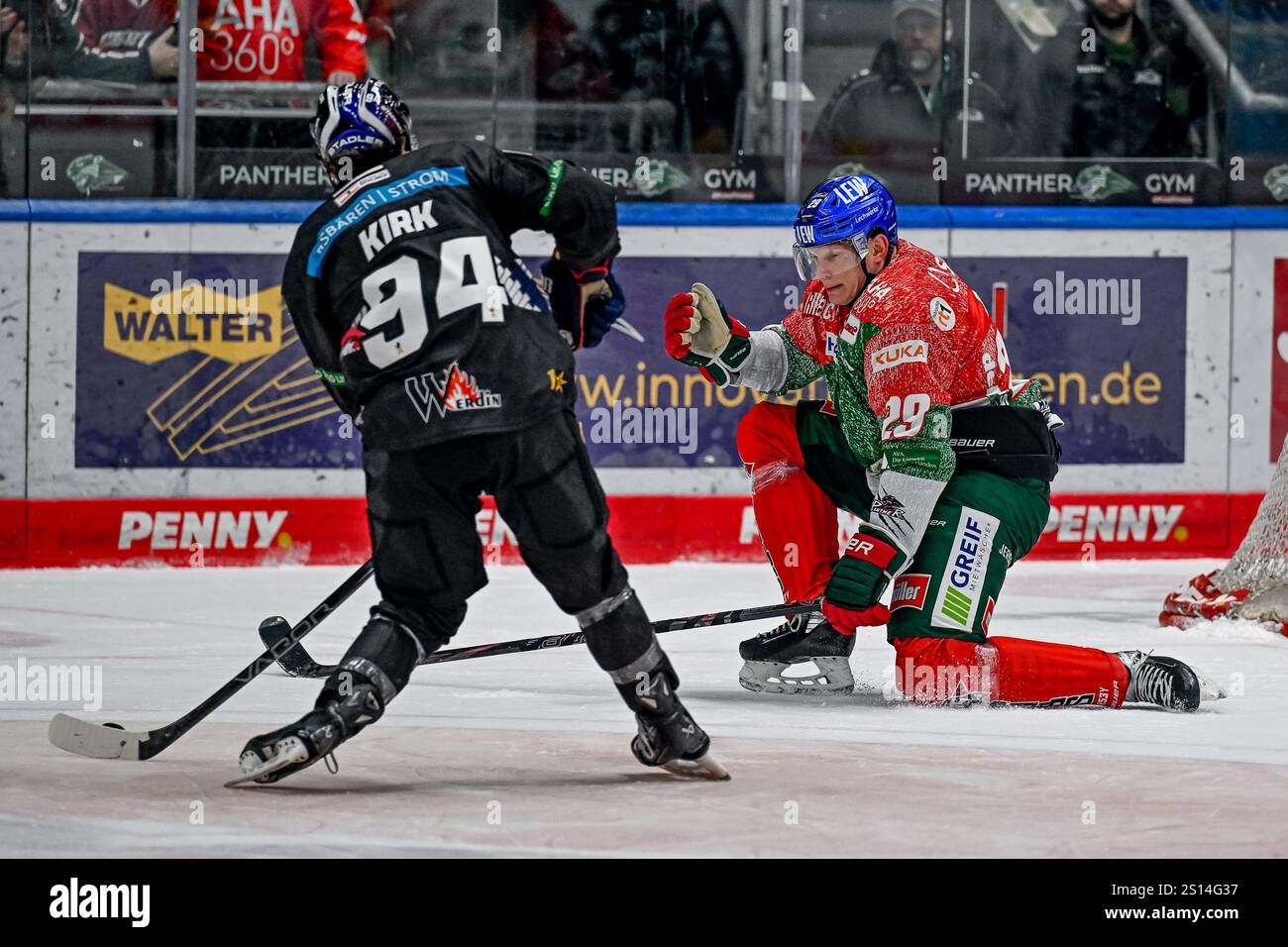 Denis Reul (Augsburger Panther, #29) erwartet einen Schuss von Liam Kirk (Eisbaeren Berlin, #94 ...
