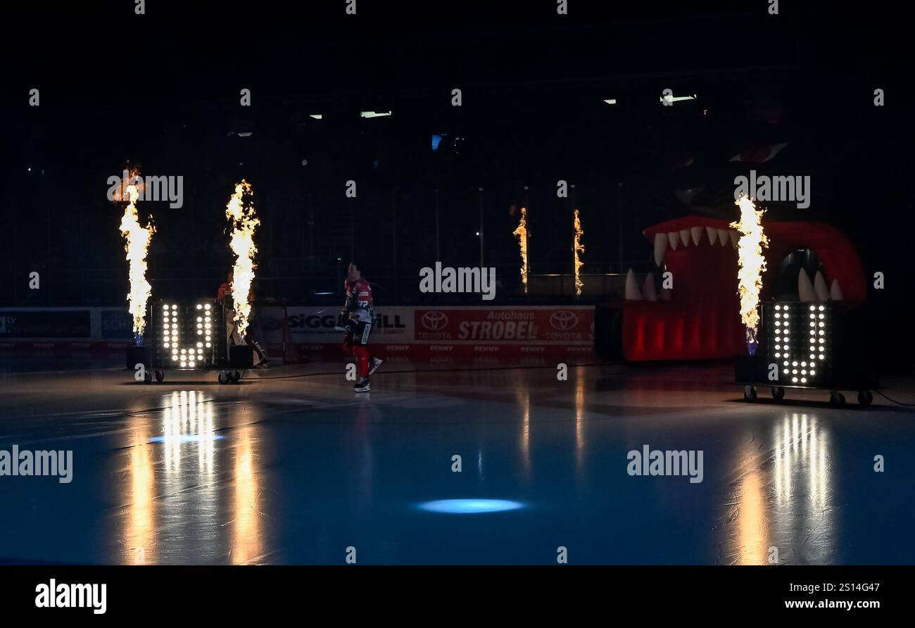 Riley McCourt (Augsburger Panther, #72) bei der Einlaufshow. GER ...