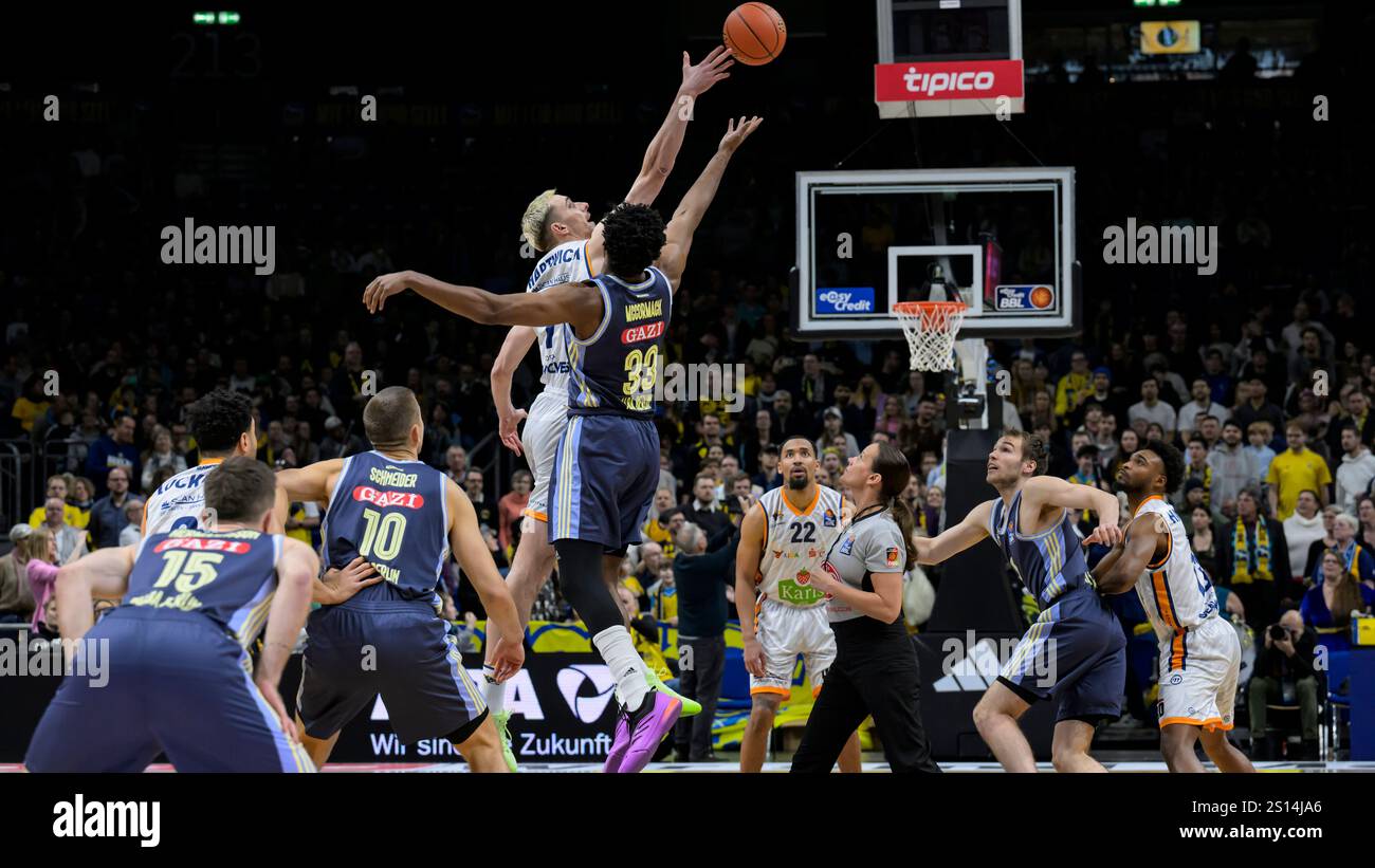 Berlin, Deutschland. 31st Dec, 2024. GER, Berlin, Basketball, Alba ...