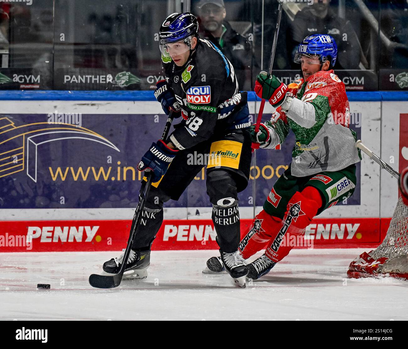 Augsburg, Deutschland. 30th Dec, 2024. Kampf um den Puck/Zweikampf ...