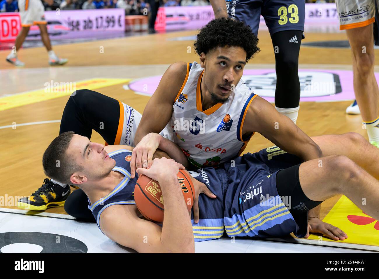 Berlin, Deutschland. 31st Dec, 2024. GER, Berlin, Basketball, Alba ...