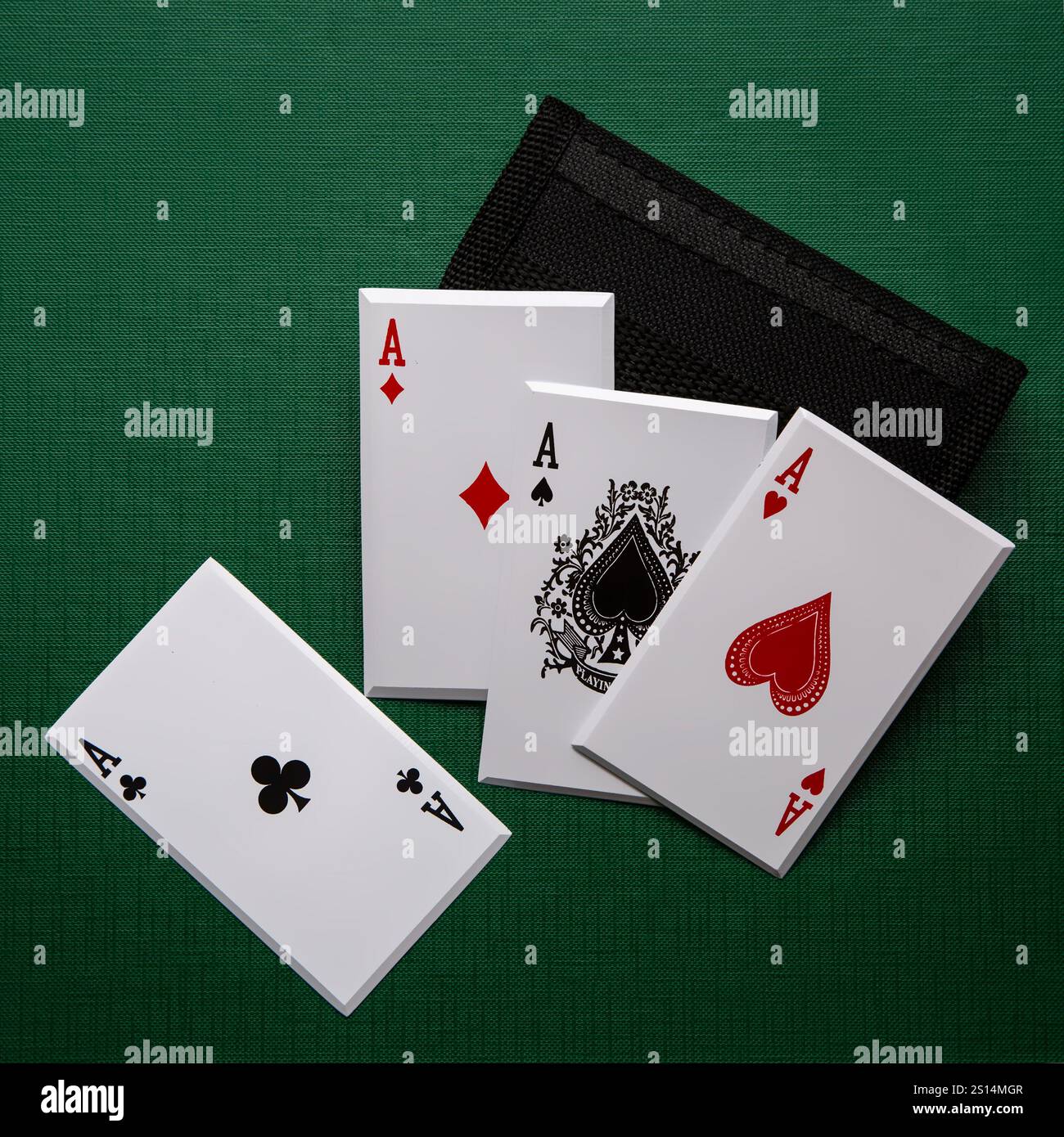 Metal throwing cards hi-res stock photography and images - Alamy