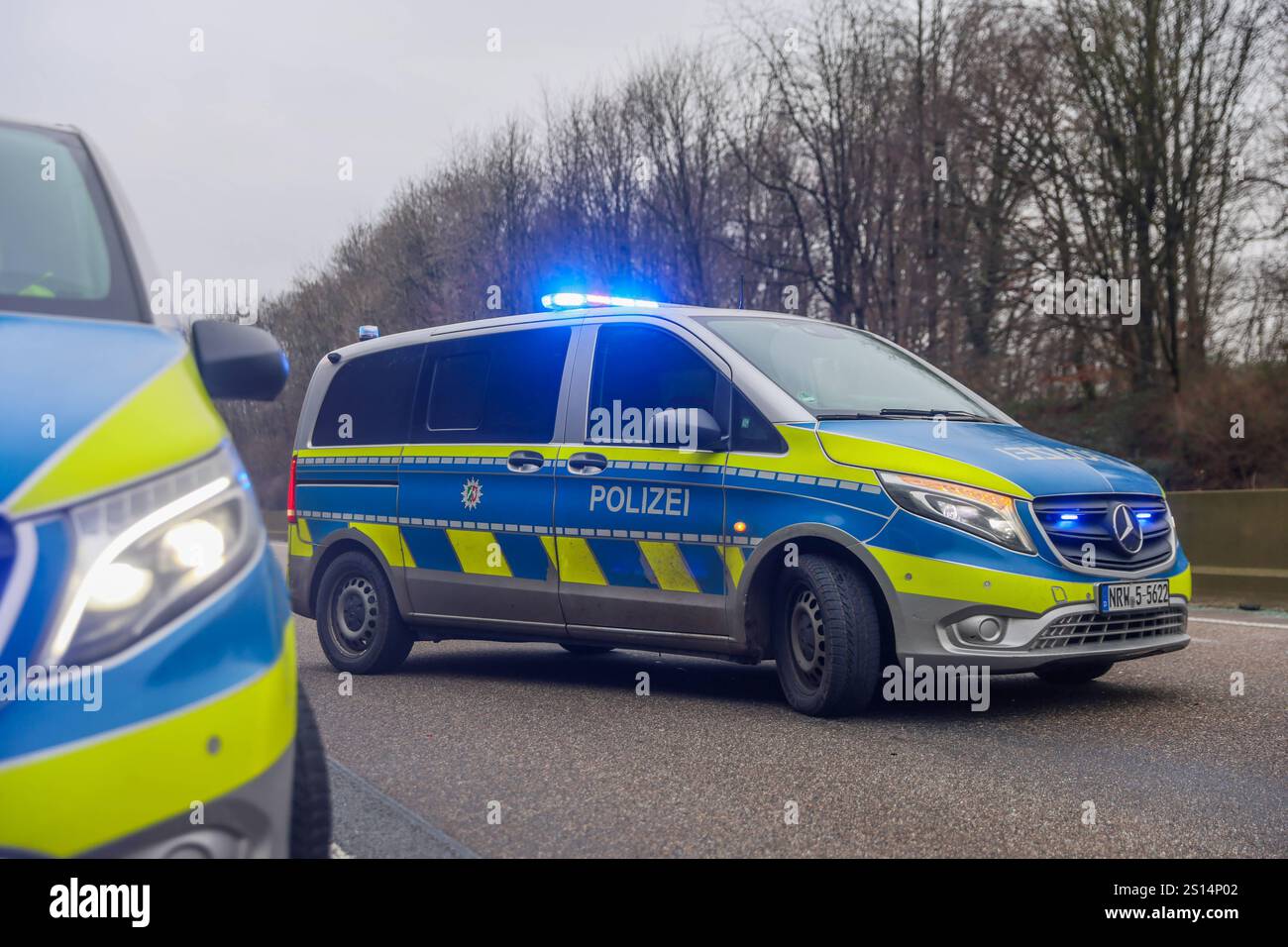 Symbolbild Polizei Streifenwagen der Autobahnpolizei stehen mit ...