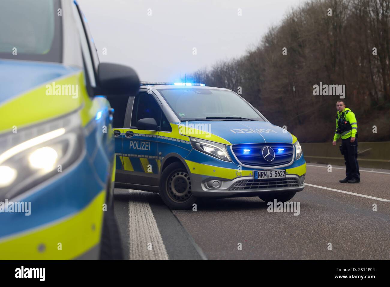 Symbolbild Polizei Streifenwagen der Autobahnpolizei stehen mit ...
