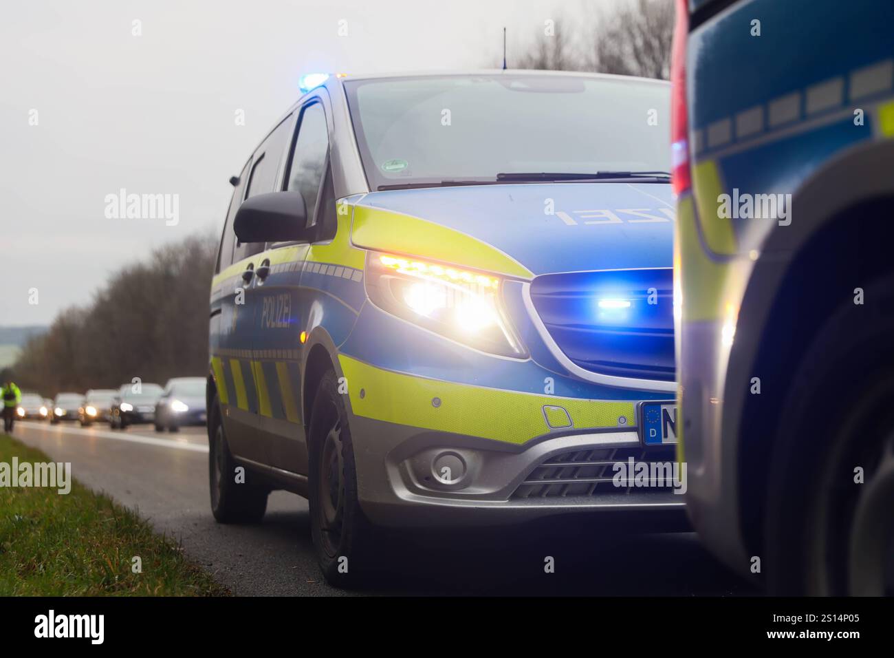 Symbolbild Polizei Streifenwagen der Autobahnpolizei stehen mit ...