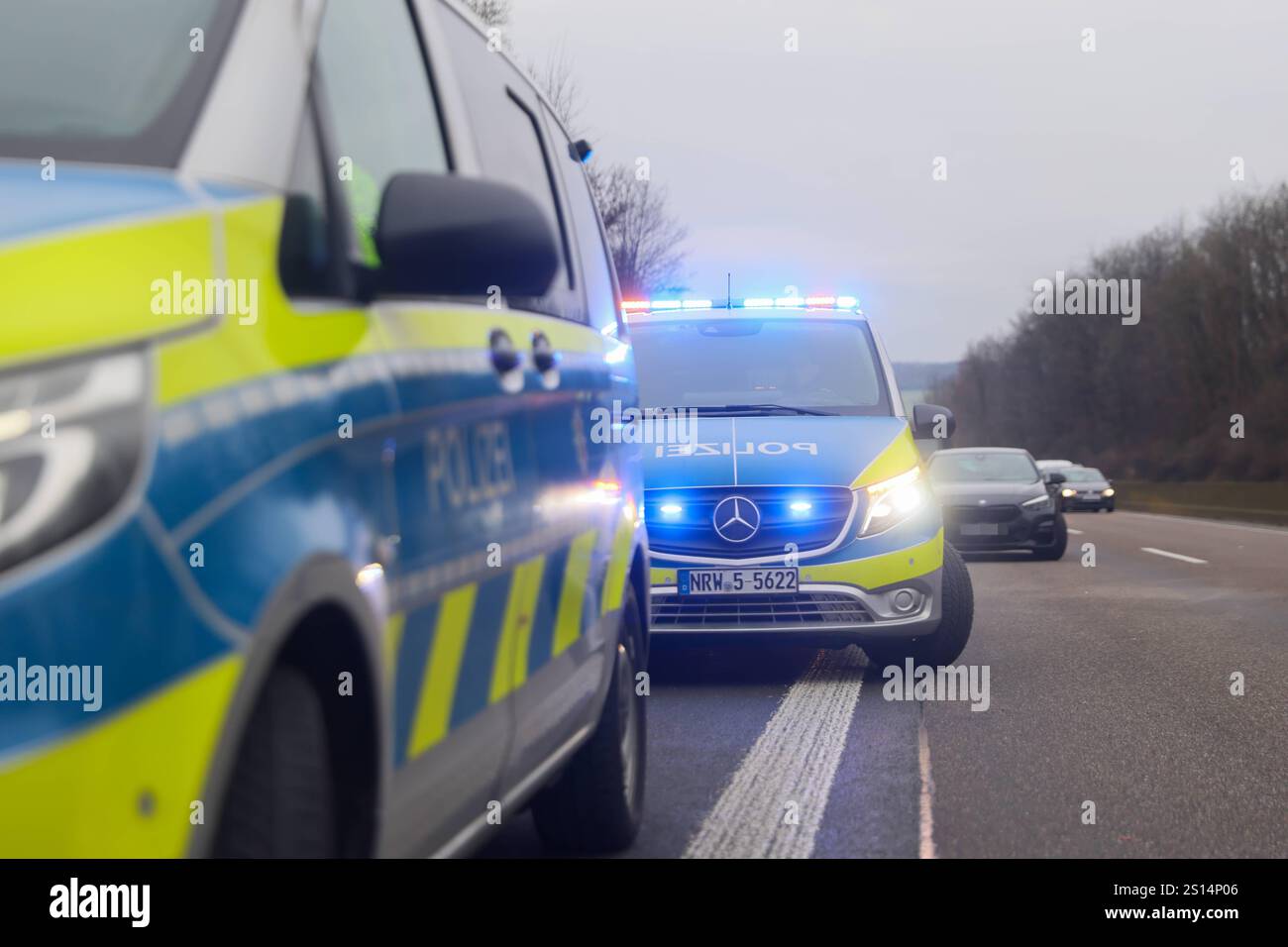 Symbolbild Polizei Streifenwagen der Autobahnpolizei stehen mit ...