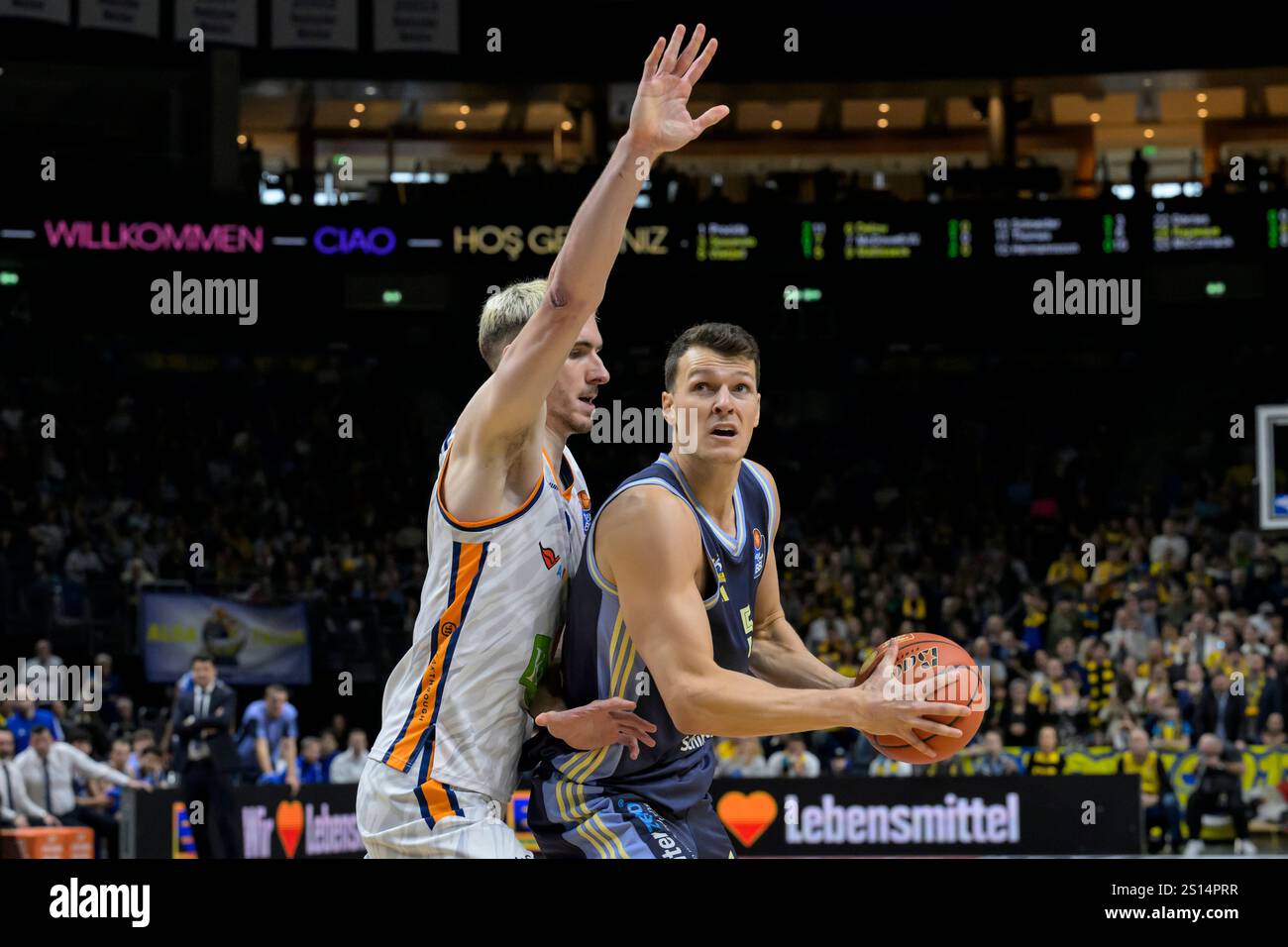 Berlin, Deutschland. 31st Dec, 2024. GER, Berlin, Basketball, Alba ...