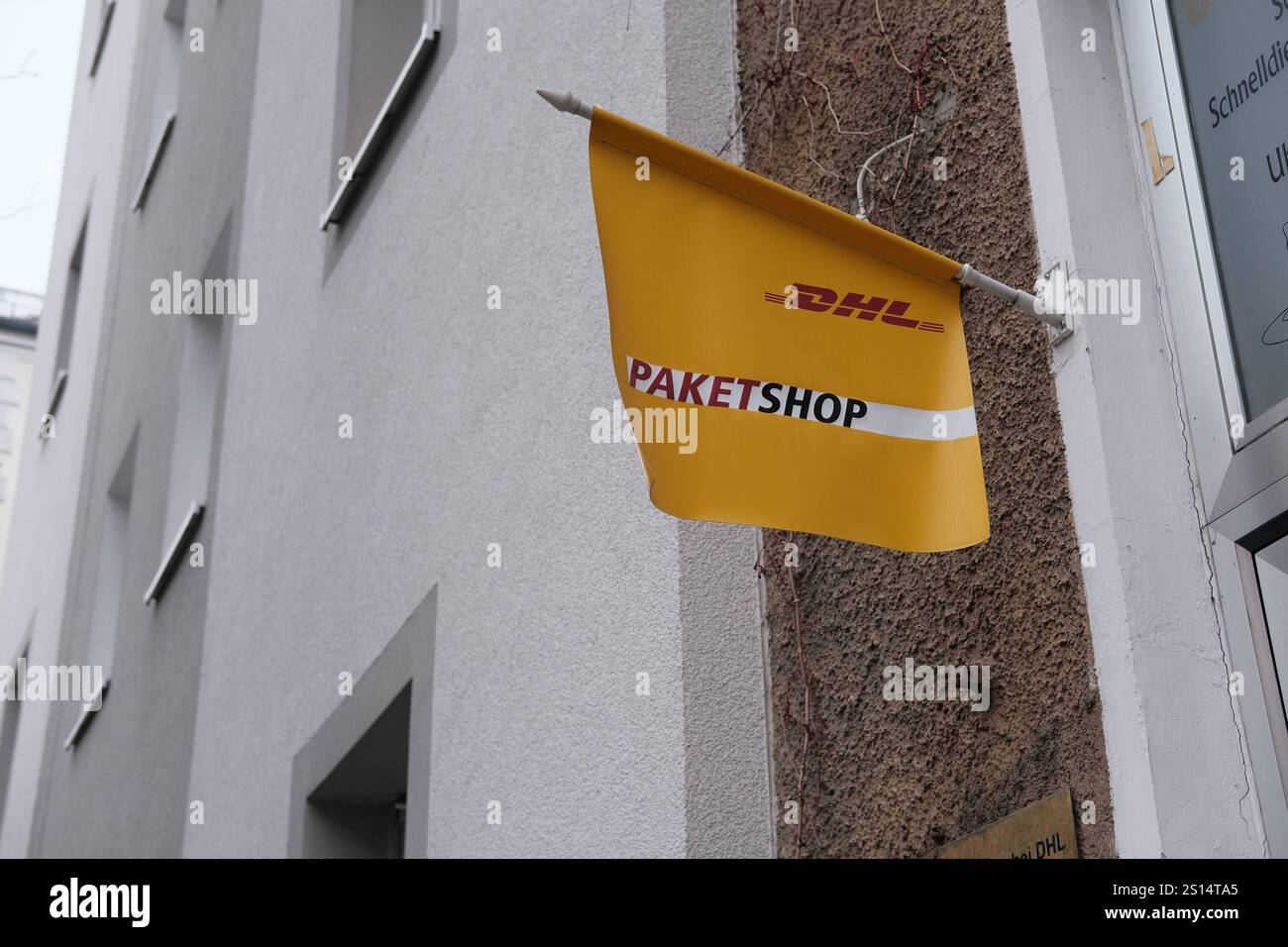 Paketshop Flagge an Hauswand Paketshop Flagge an Hauswand *** Parcel ...