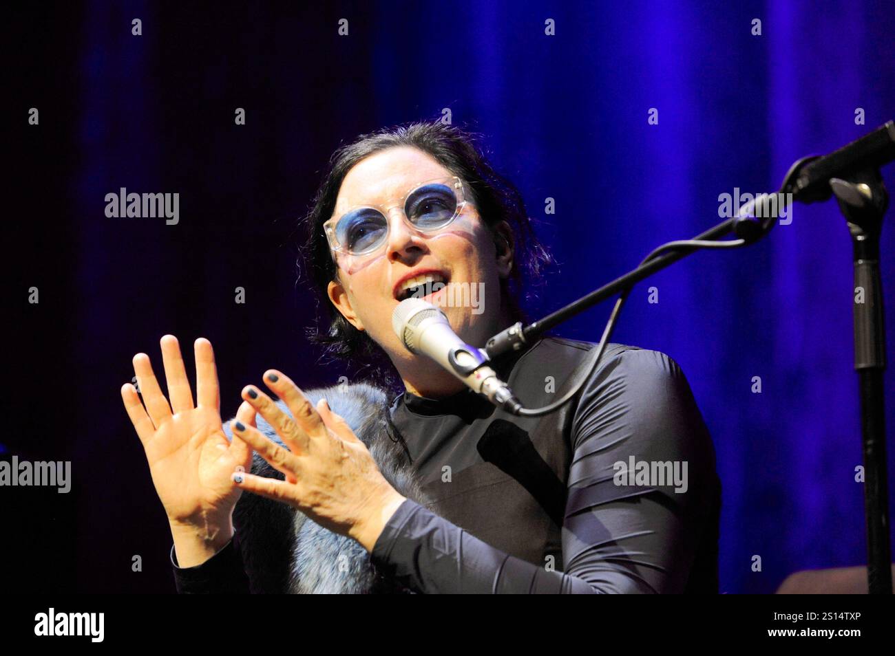 Die Schweizer Jazz-Sängerin Erika Stucky im Essener Grillo-Theater ...