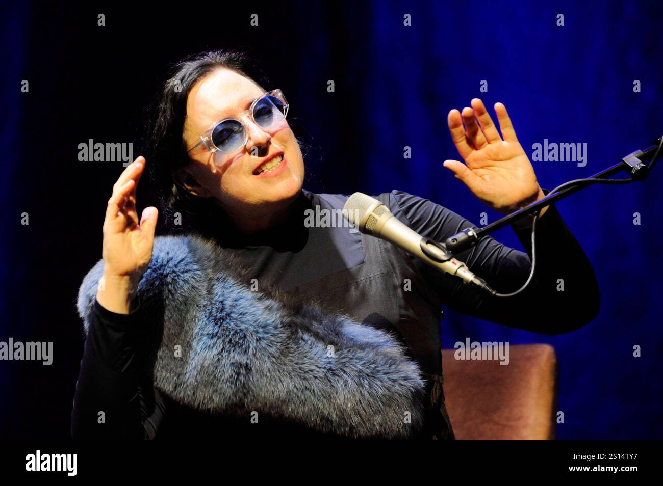 Die Schweizer Jazz-Sängerin Erika Stucky im Essener Grillo-Theater ...