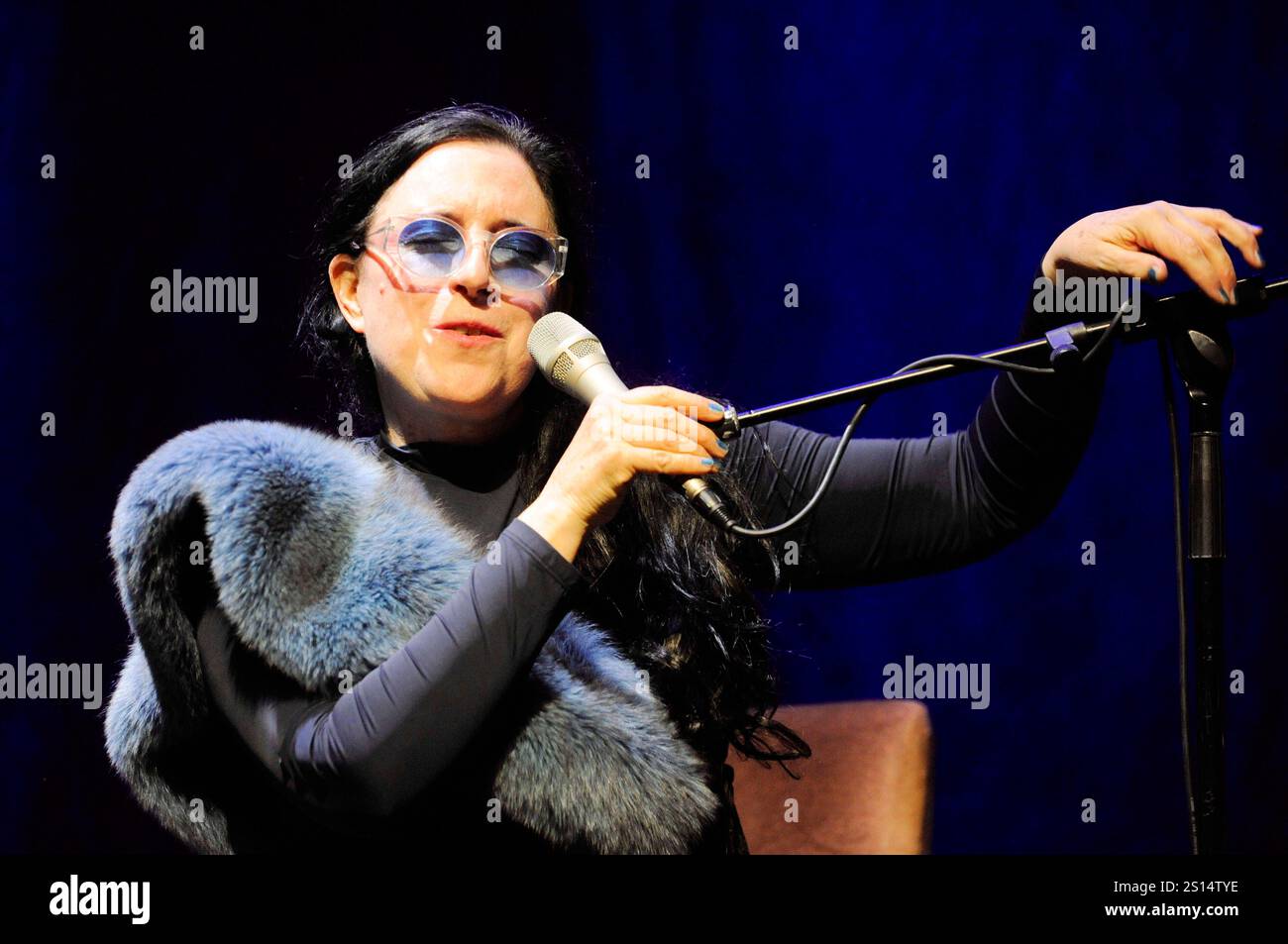 Die Schweizer Jazz-Sängerin Erika Stucky im Essener Grillo-Theater ...