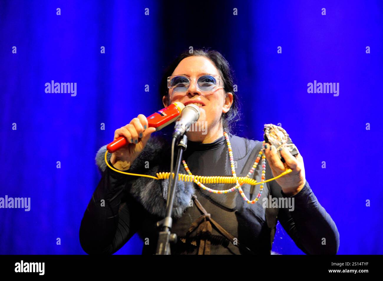Die Schweizer Jazz-Sängerin Erika Stucky im Essener Grillo-Theater ...