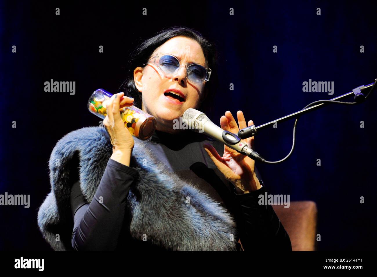 Die Schweizer Jazz-Sängerin Erika Stucky im Essener Grillo-Theater ...