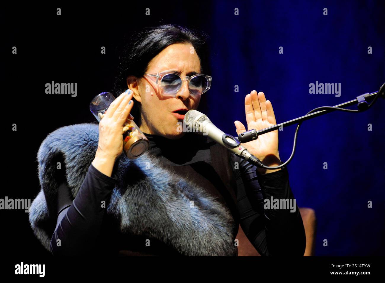 Die Schweizer Jazz-Sängerin Erika Stucky im Essener Grillo-Theater ...