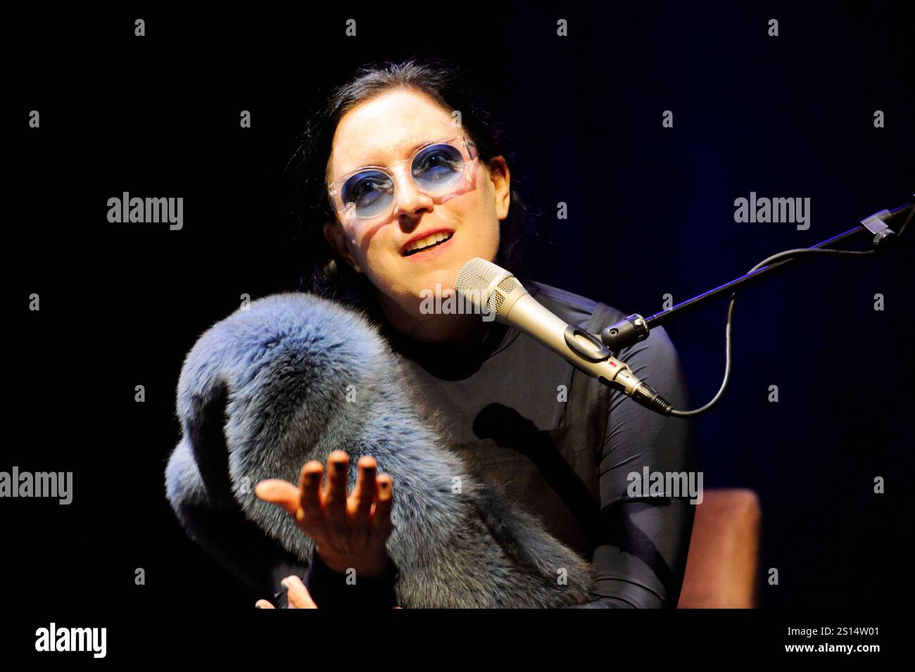 Die Schweizer Jazz-Sängerin Erika Stucky im Essener Grillo-Theater ...