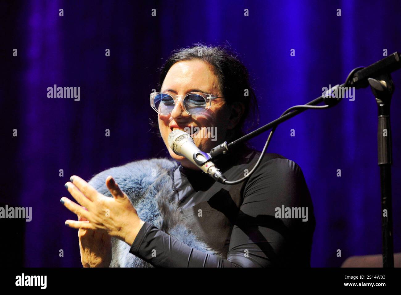 Die Schweizer Jazz-Sängerin Erika Stucky im Essener Grillo-Theater ...