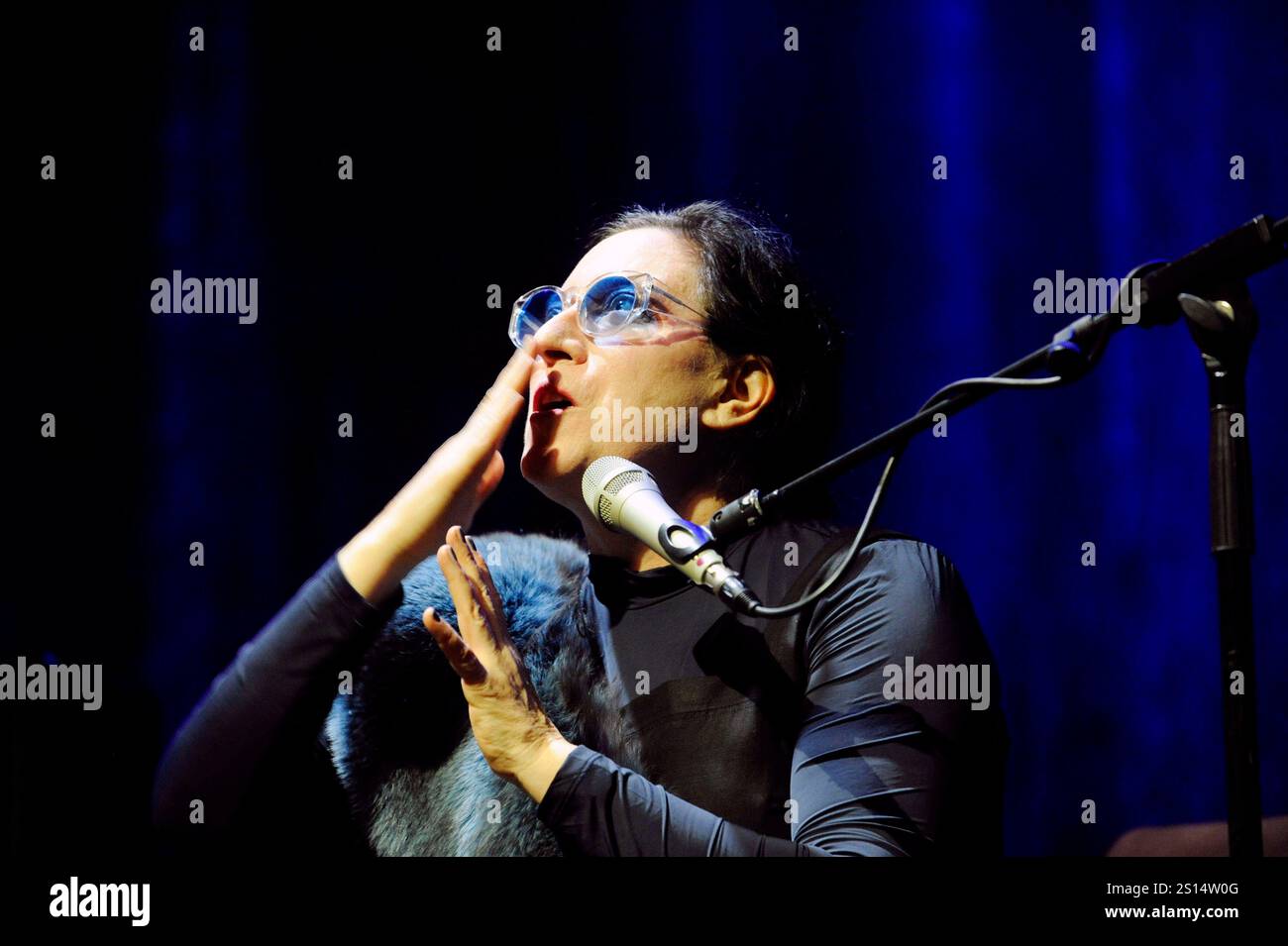 Die Schweizer Jazz-Sängerin Erika Stucky im Essener Grillo-Theater ...