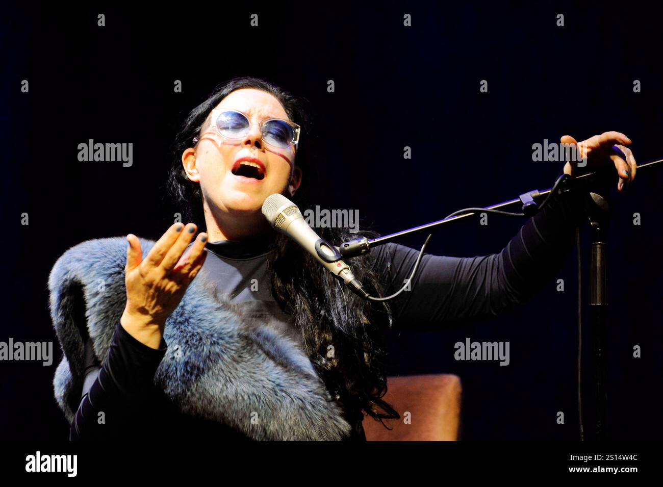 Die Schweizer Jazz-Sängerin Erika Stucky im Essener Grillo-Theater ...