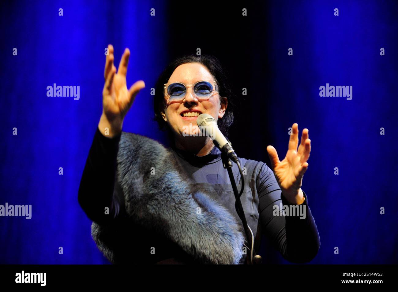 Die Schweizer Jazz-Sängerin Erika Stucky im Essener Grillo-Theater ...