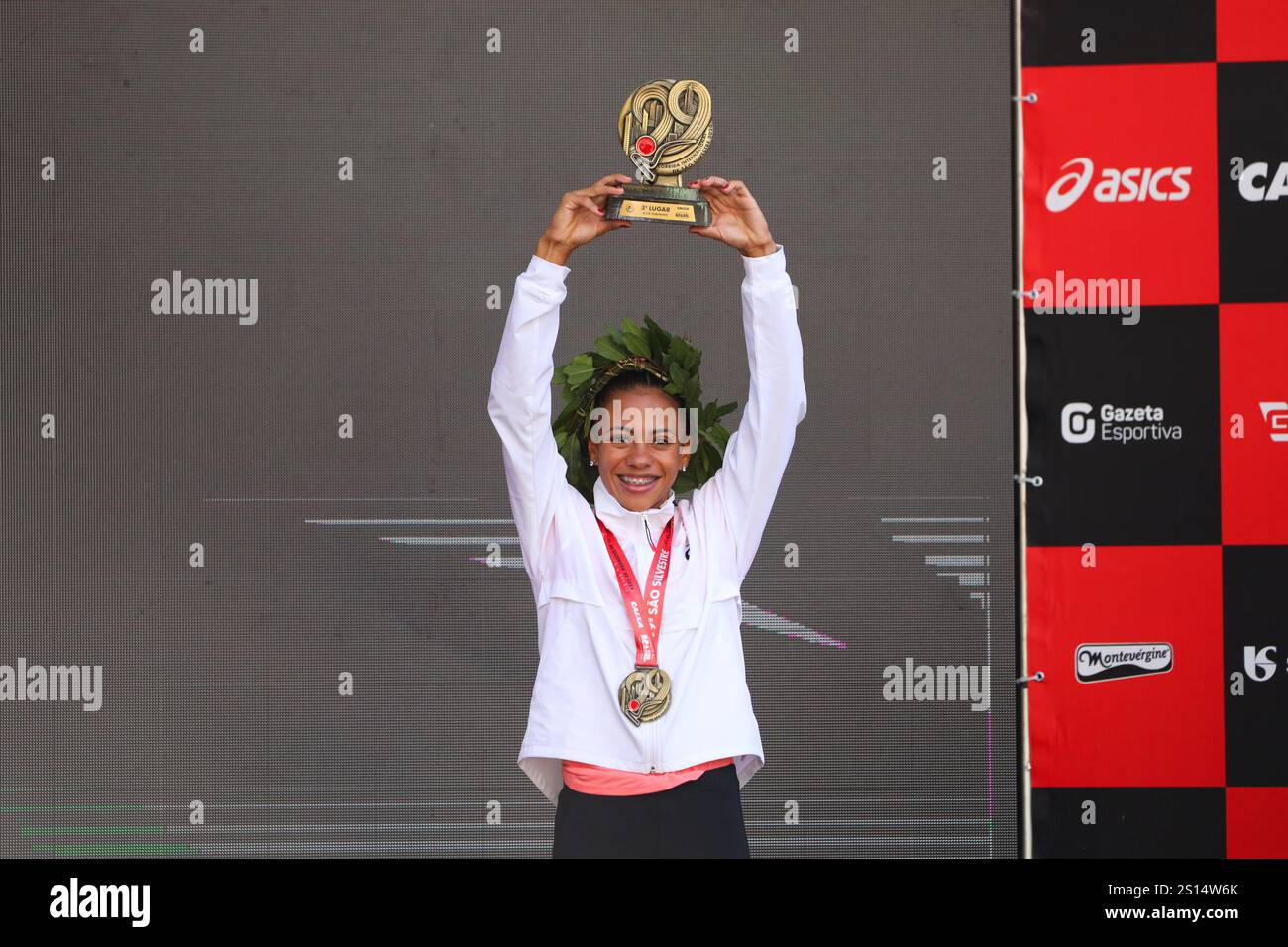 Brazilian athlete Núbia de Oliveira receives the third place trophy in ...