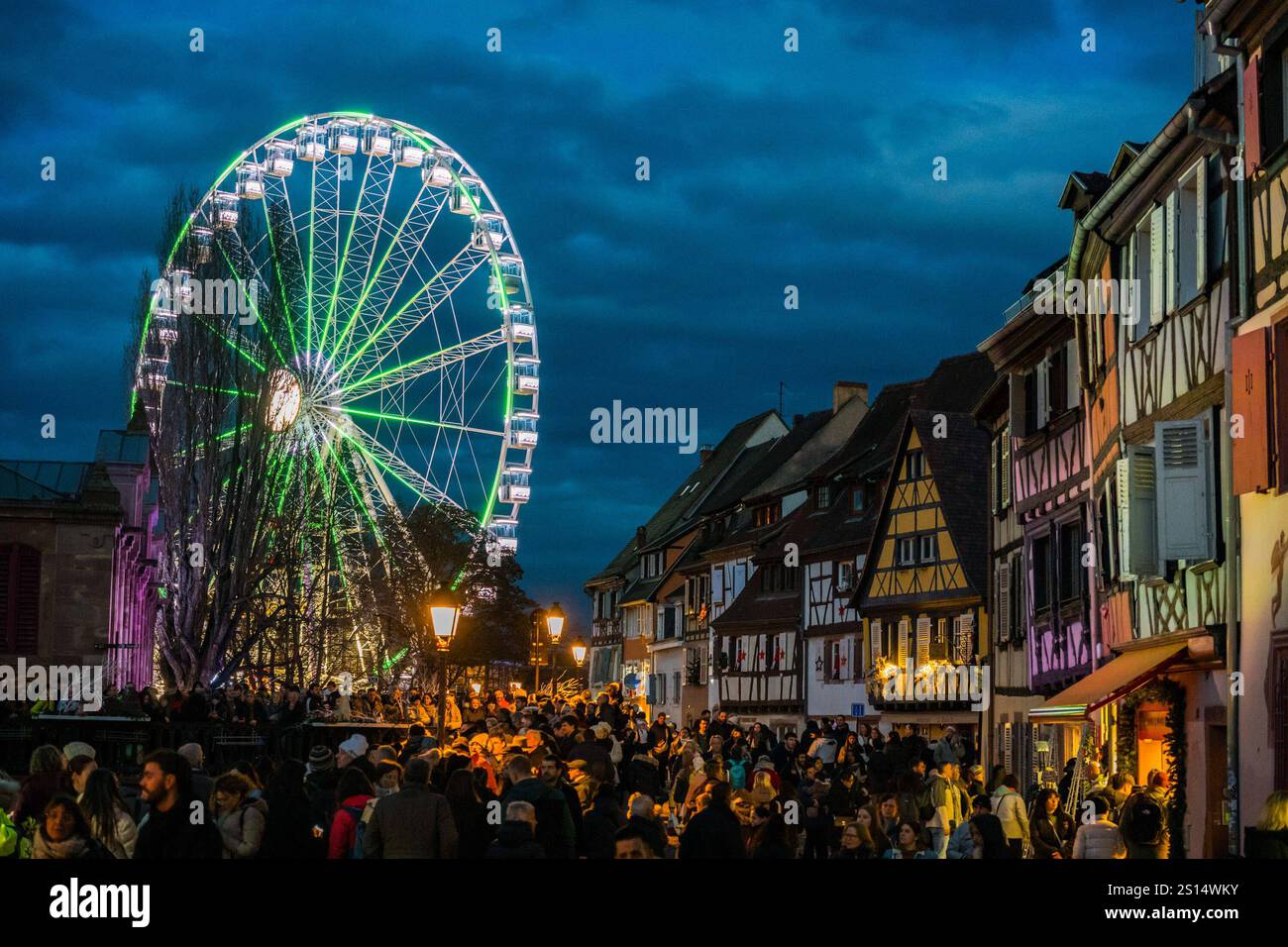 Colmar Riesenrad / Grande roue de Colmar zur Weihnachtszeit bei Nacht ...
