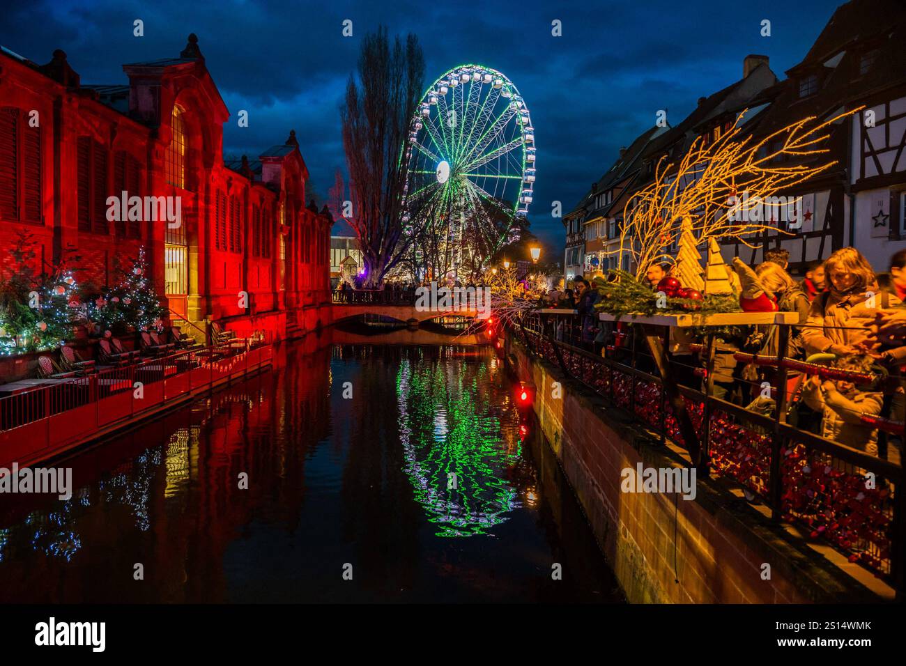 Colmar Riesenrad / Grande roue de Colmar zur Weihnachtszeit bei Nacht ...