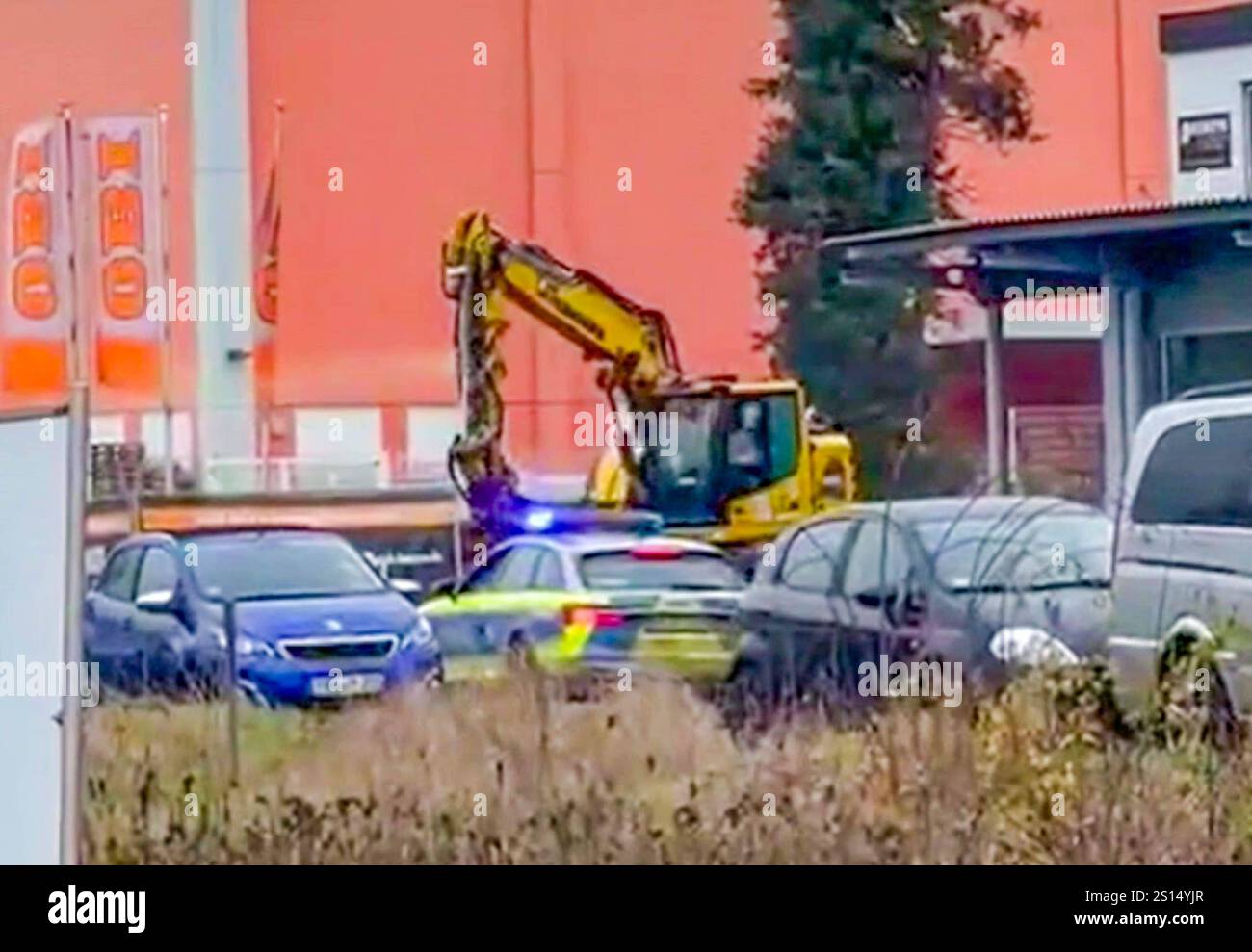 Polizei erschießt Amok-Fahrer in Bagger in Grünsfeld : Mann klaut ...