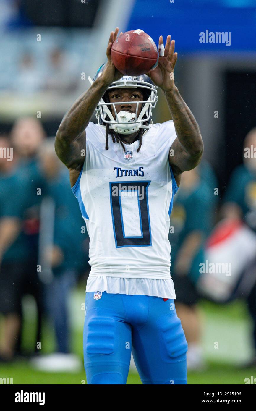 Tennessee Titans wide receiver Calvin Ridley (0) warms up before facing ...