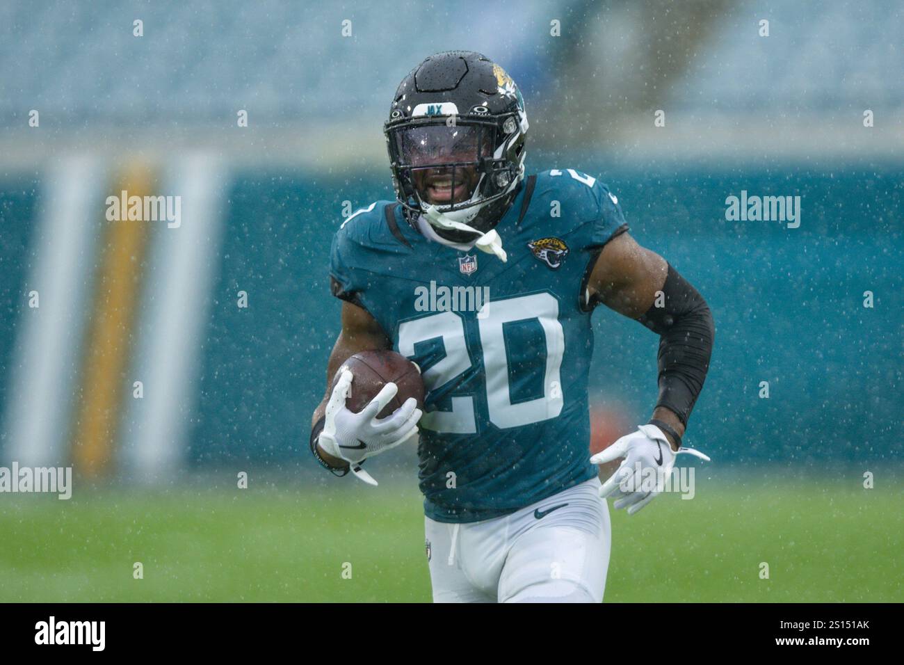 Jacksonville Jaguars safety Daniel Thomas (20) warms up before facing ...