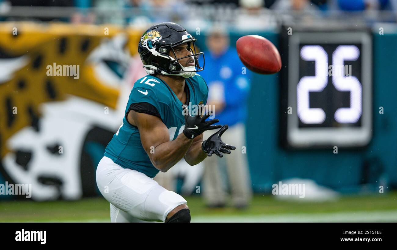 Jacksonville Jaguars wide receiver Devin Duvernay (12) returns a ...