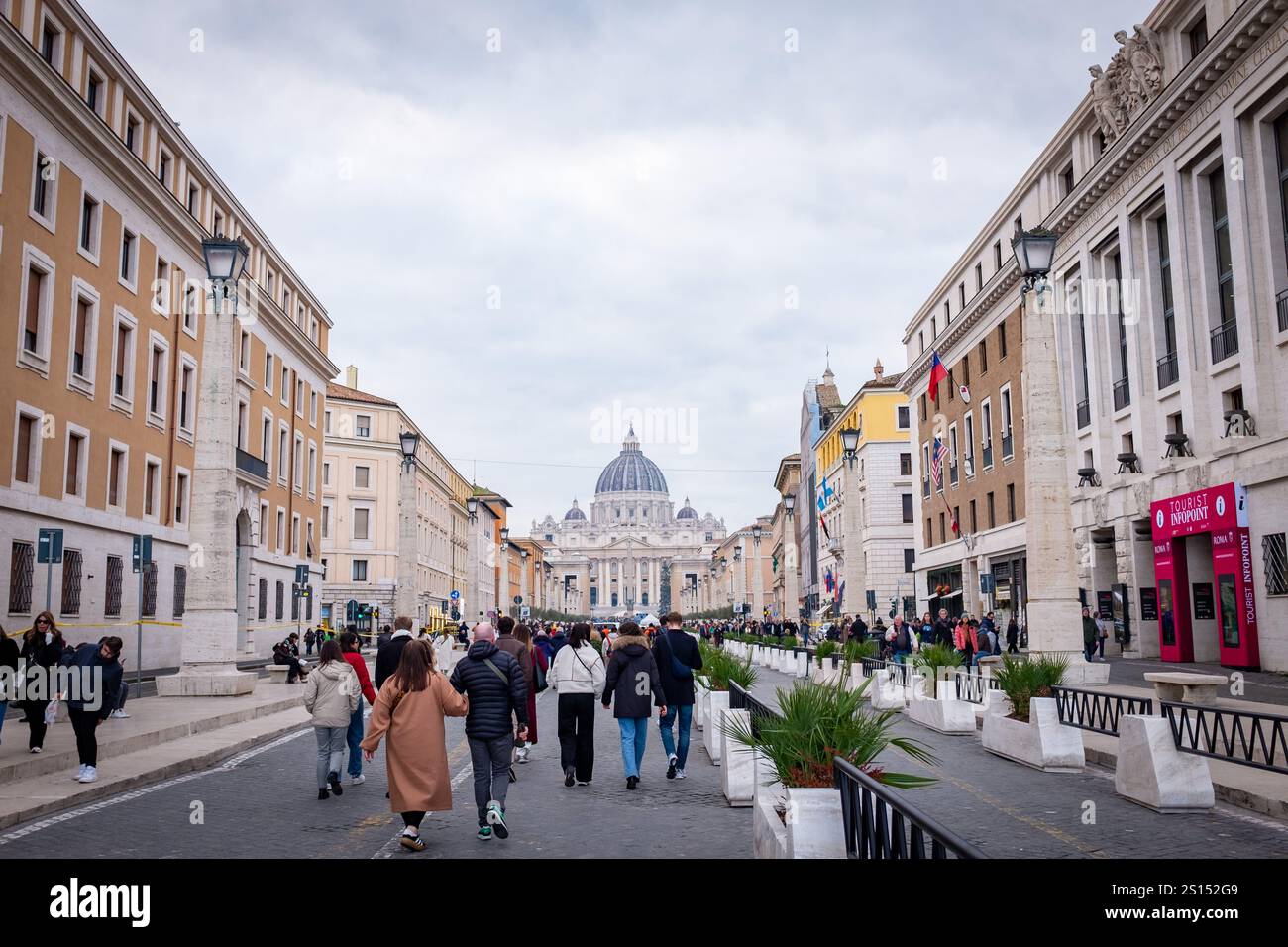 Rome, Rm, Italy. 31st Dec, 2024. On New Year's Eve, citizens and tourists flock to Via della ...