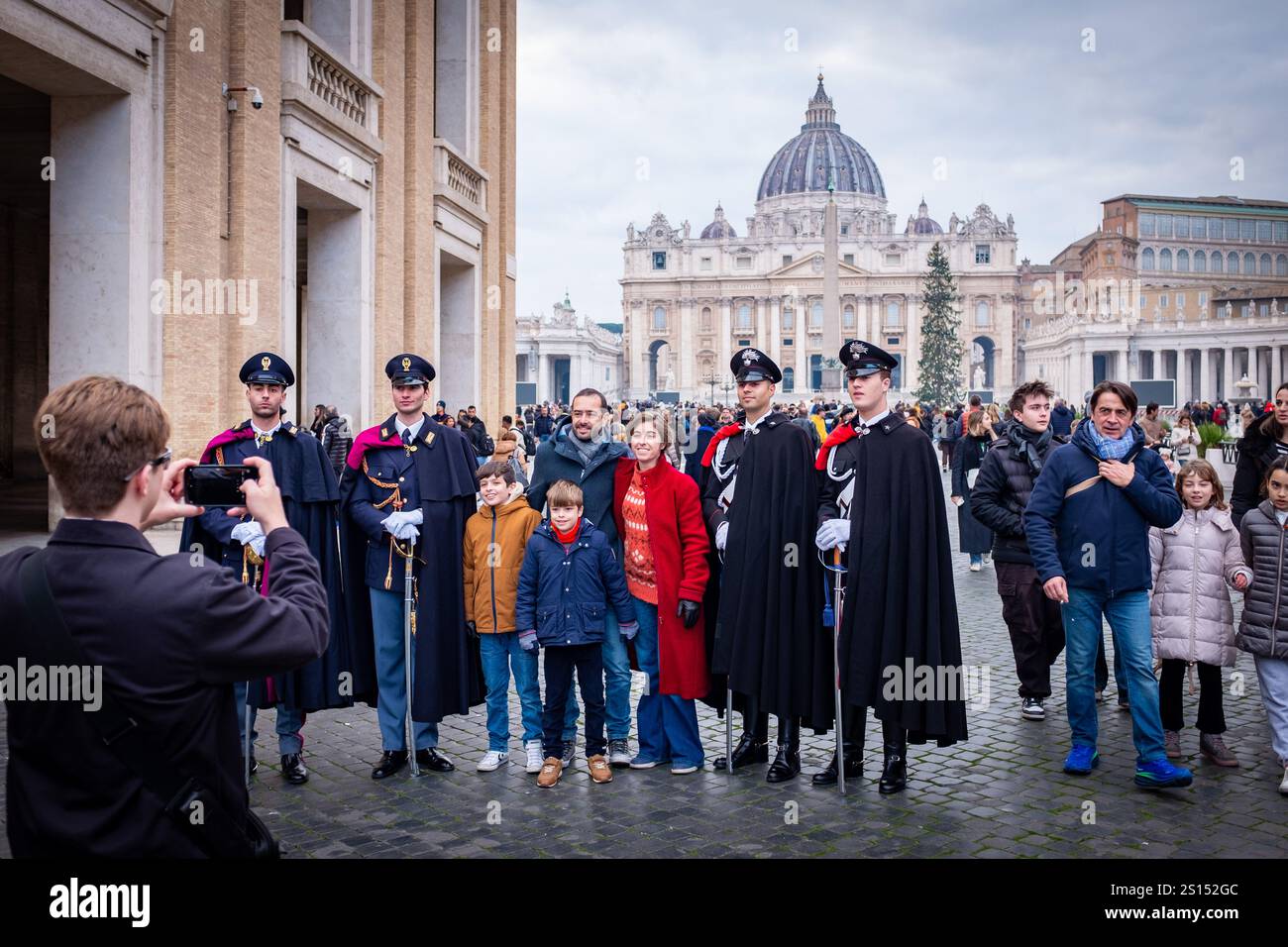 Rome, Rm, Italy. 31st Dec, 2024. On New Year's Eve, citizens and tourists flock to Via della ...