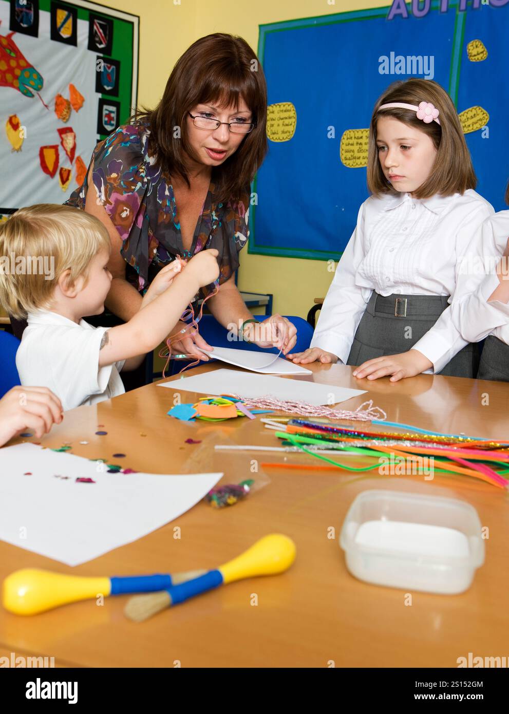 Elementary School: Craftwork Class. A teacher shows her young primary ...