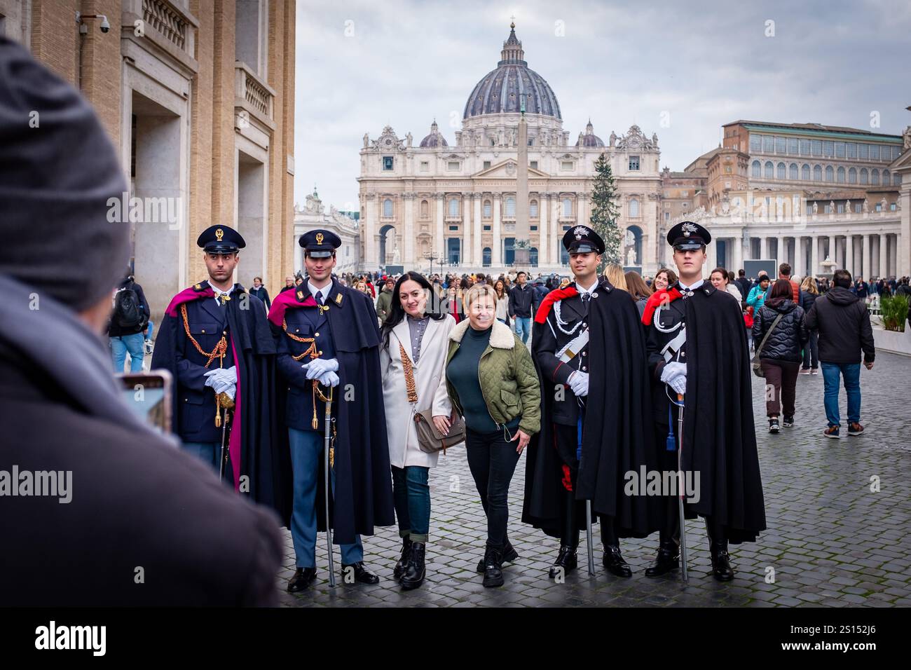 Rome, Rm, Italy. 31st Dec, 2024. On New Year's Eve, citizens and tourists flock to Via della ...