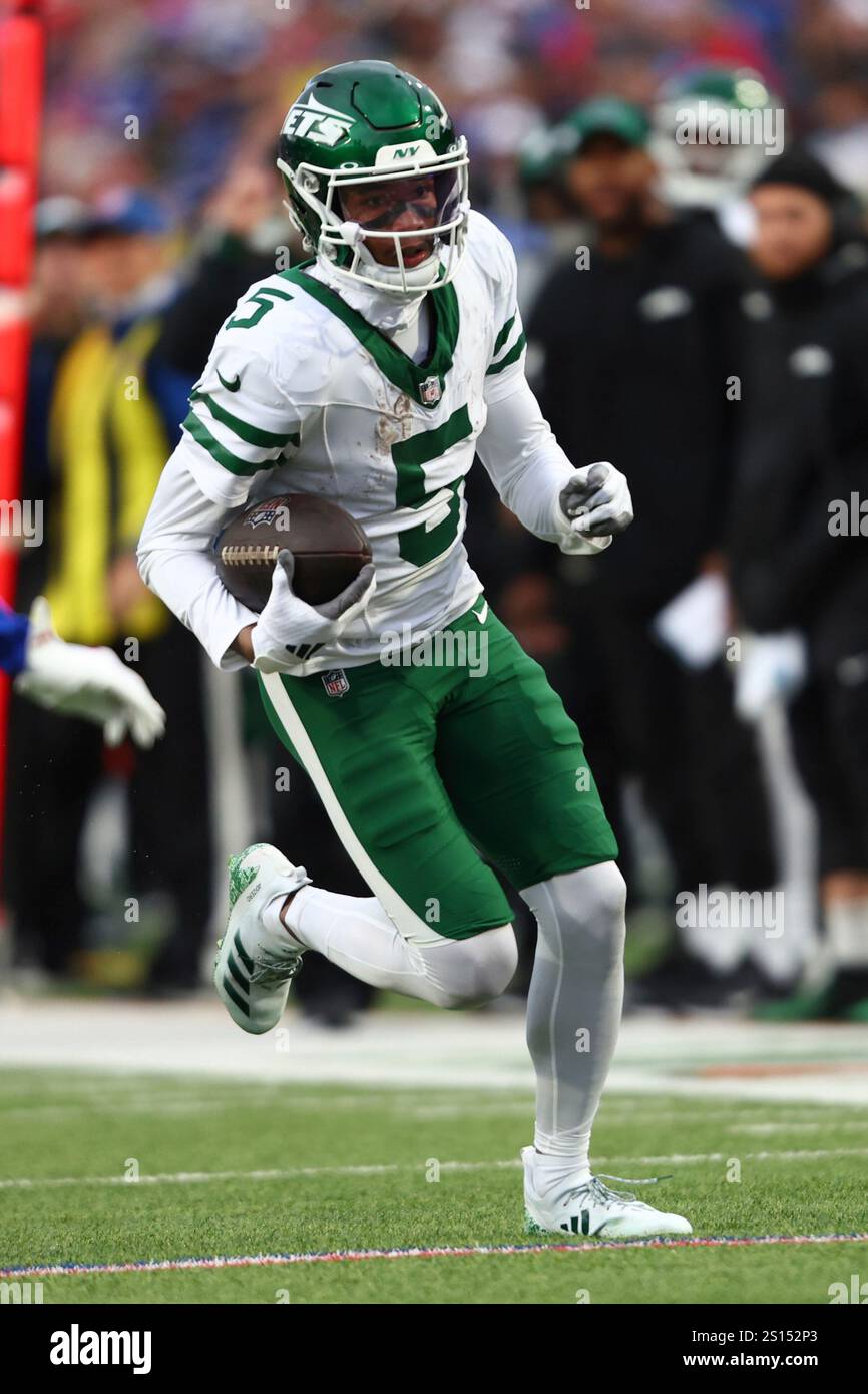 New York Jets wide receiver Garrett Wilson (5) carries the ball during ...
