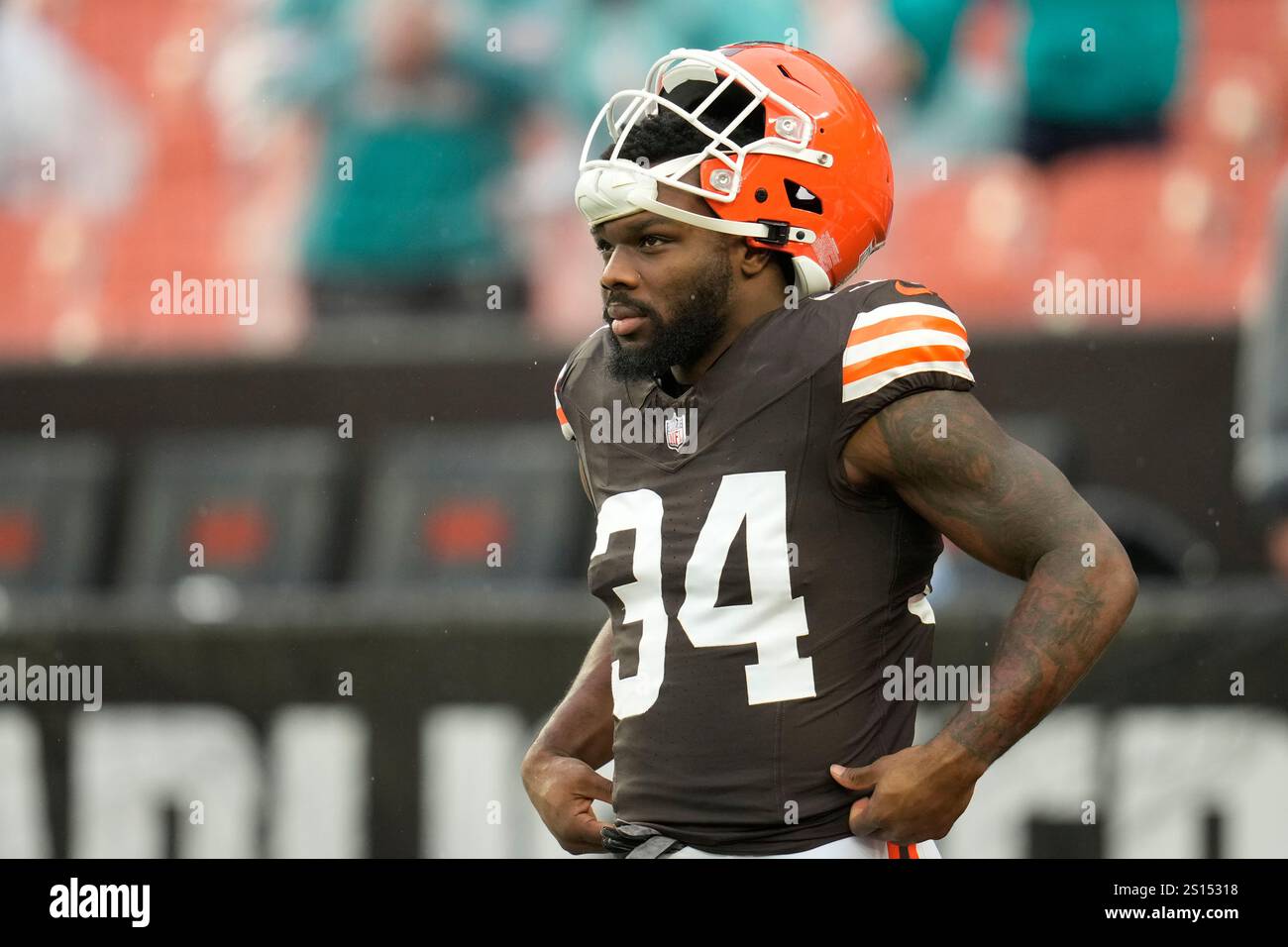 Cleveland Browns running back Jerome Ford (34) warms up before an NFL ...