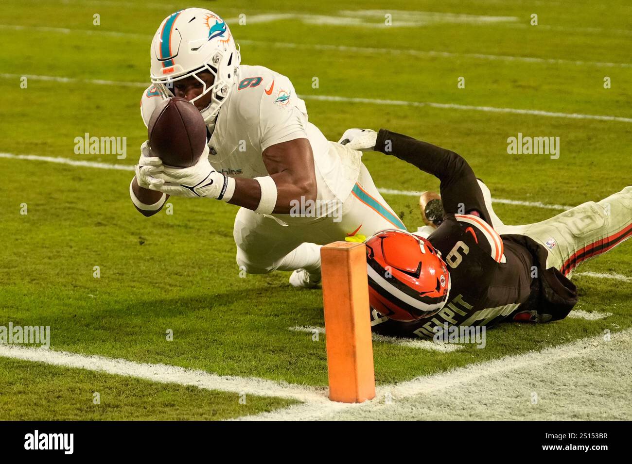 Miami Dolphins tight end Jonnu Smith (9) avoids a touchdown by ...