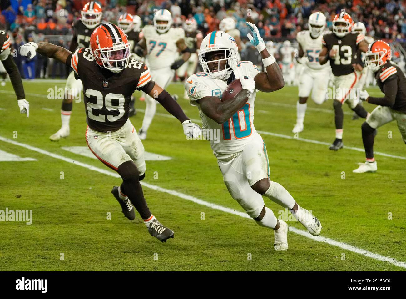 Miami Dolphins wide receiver Tyreek Hill carries during the second half ...