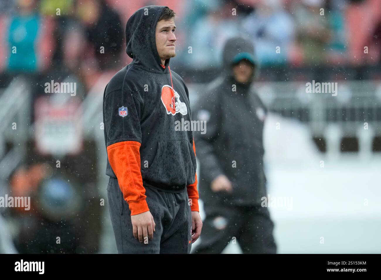 Cleveland Browns quarterback Bailey Zappe (2) stands in the rain before ...