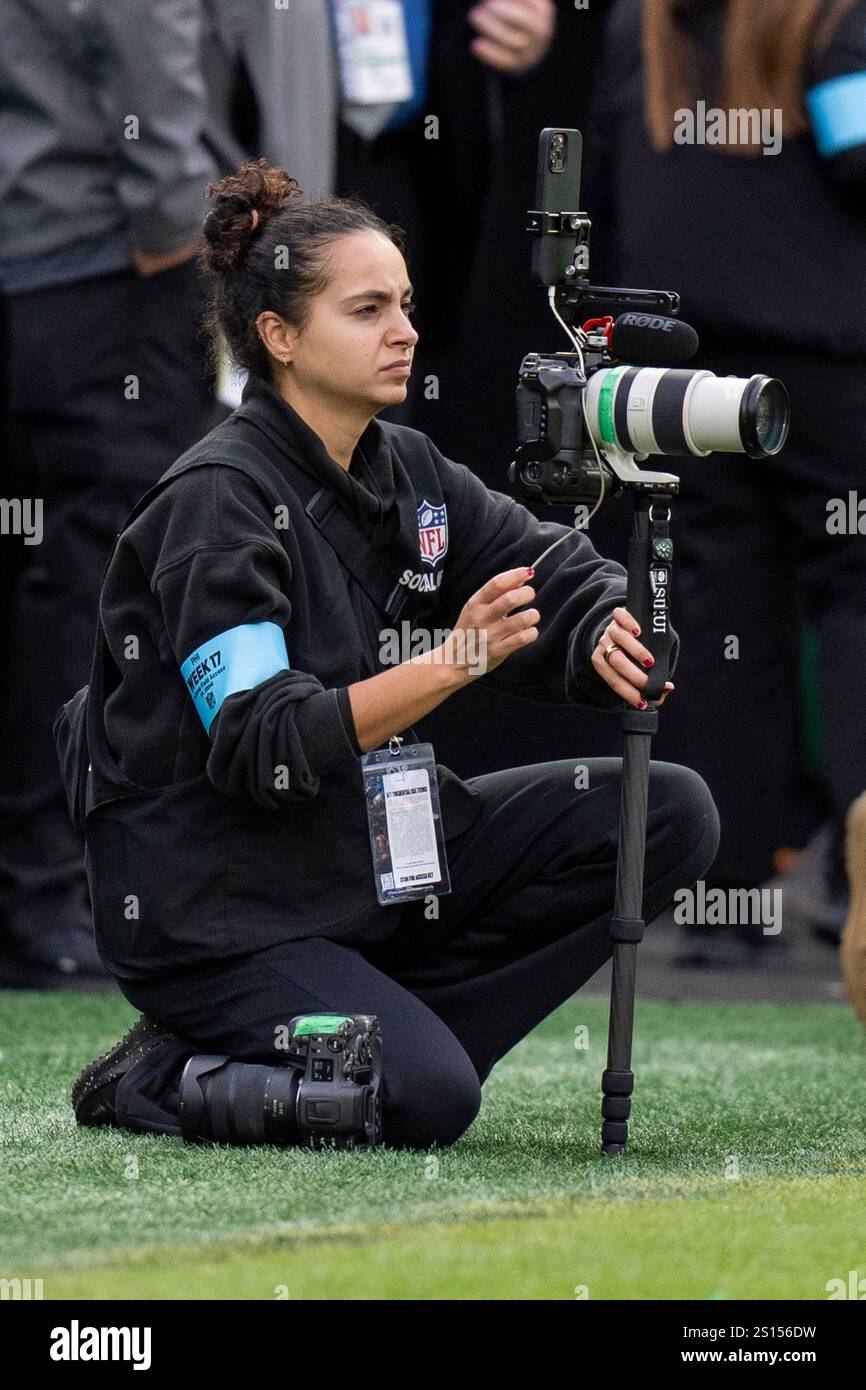NFL content creator mentee Georgia Soares captures the action during ...