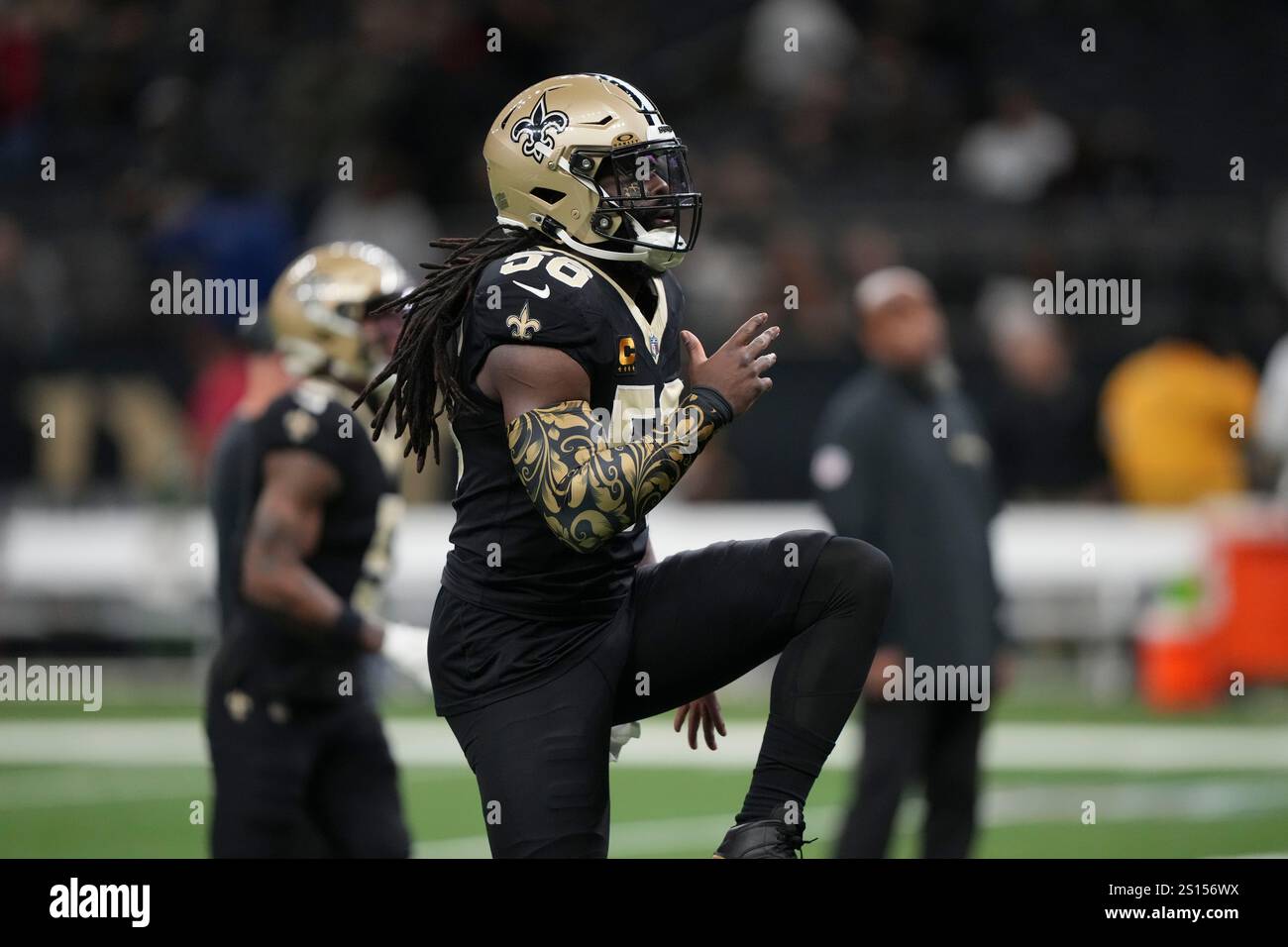 New Orleans Saints linebacker Demario Davis (56) warms up before an NFL ...