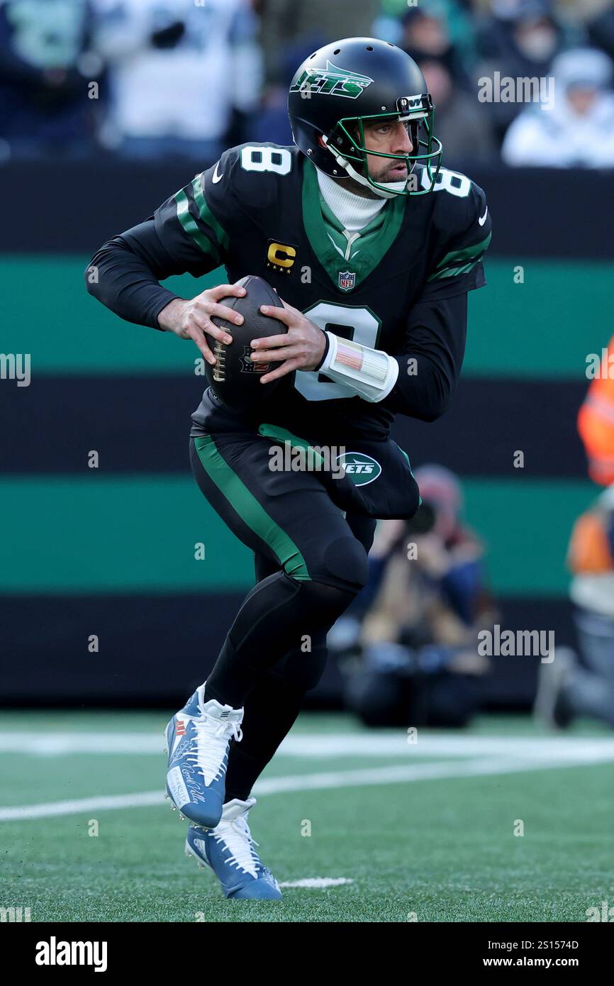New York Jets quarterback Aaron Rodgers (8) in action against the ...