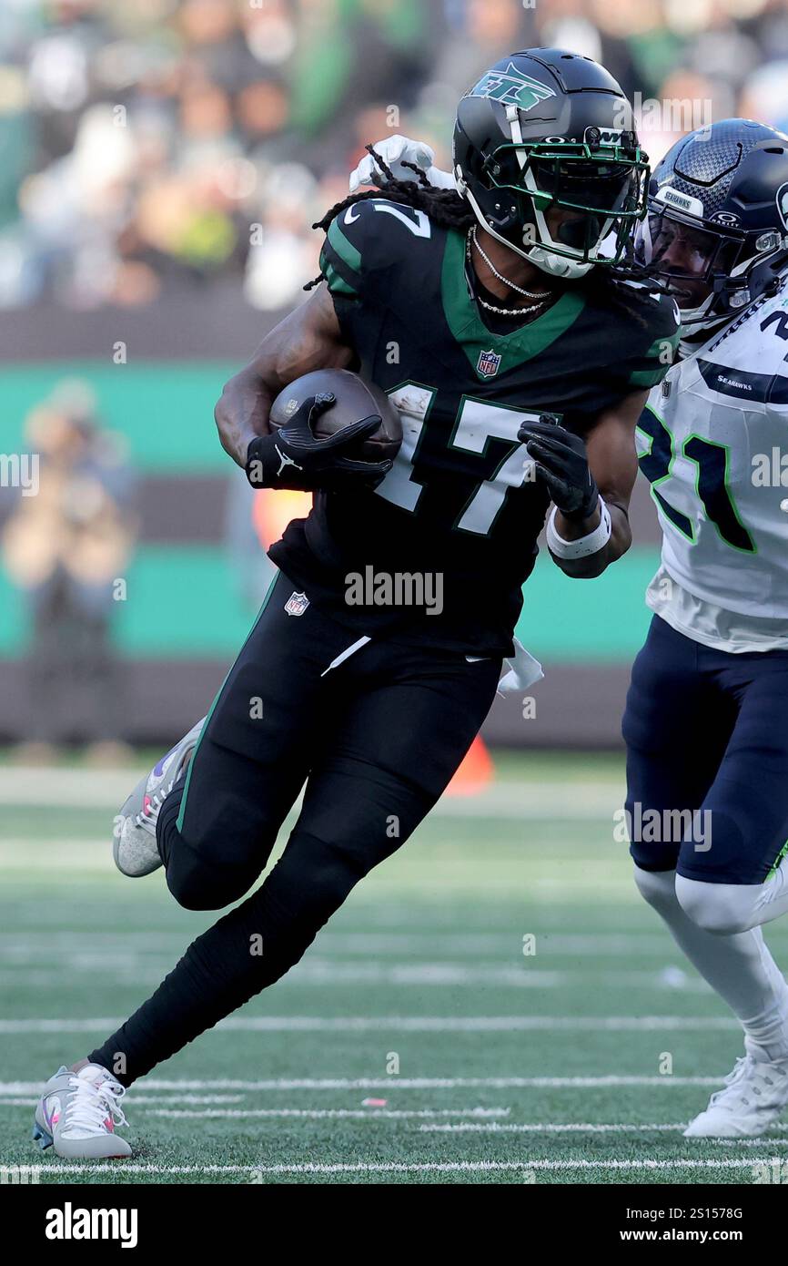 New York Jets wide receiver Davante Adams (17) in action against the ...