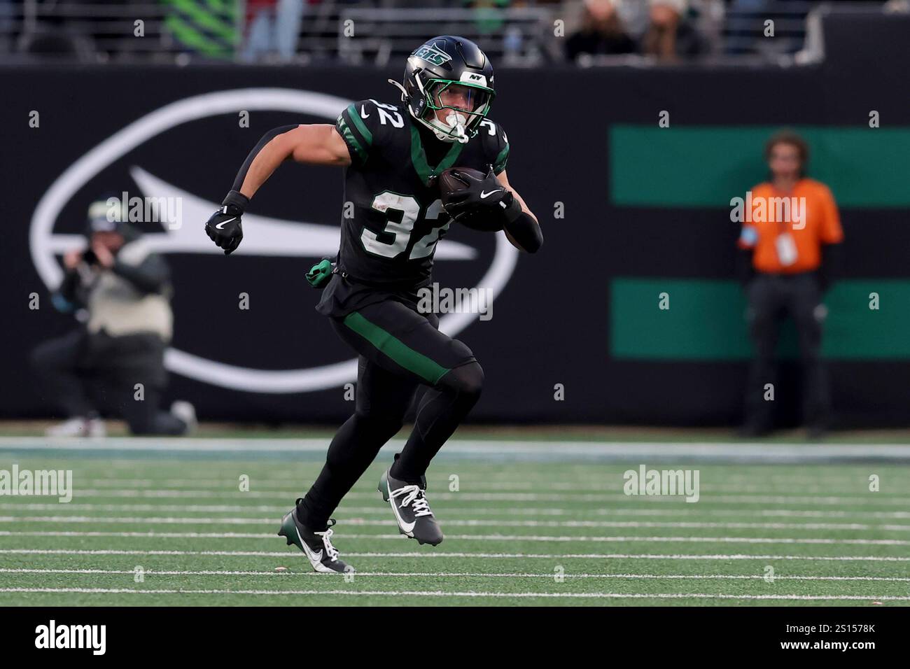 New York Jets running back Isaiah Davis (32) in action against the ...