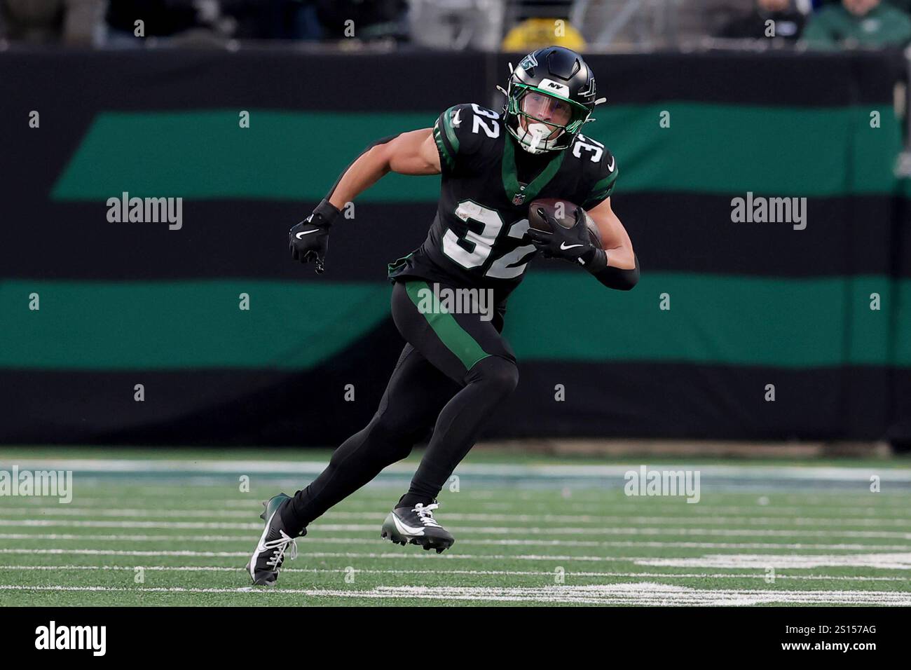 New York Jets running back Isaiah Davis (32) in action against the ...